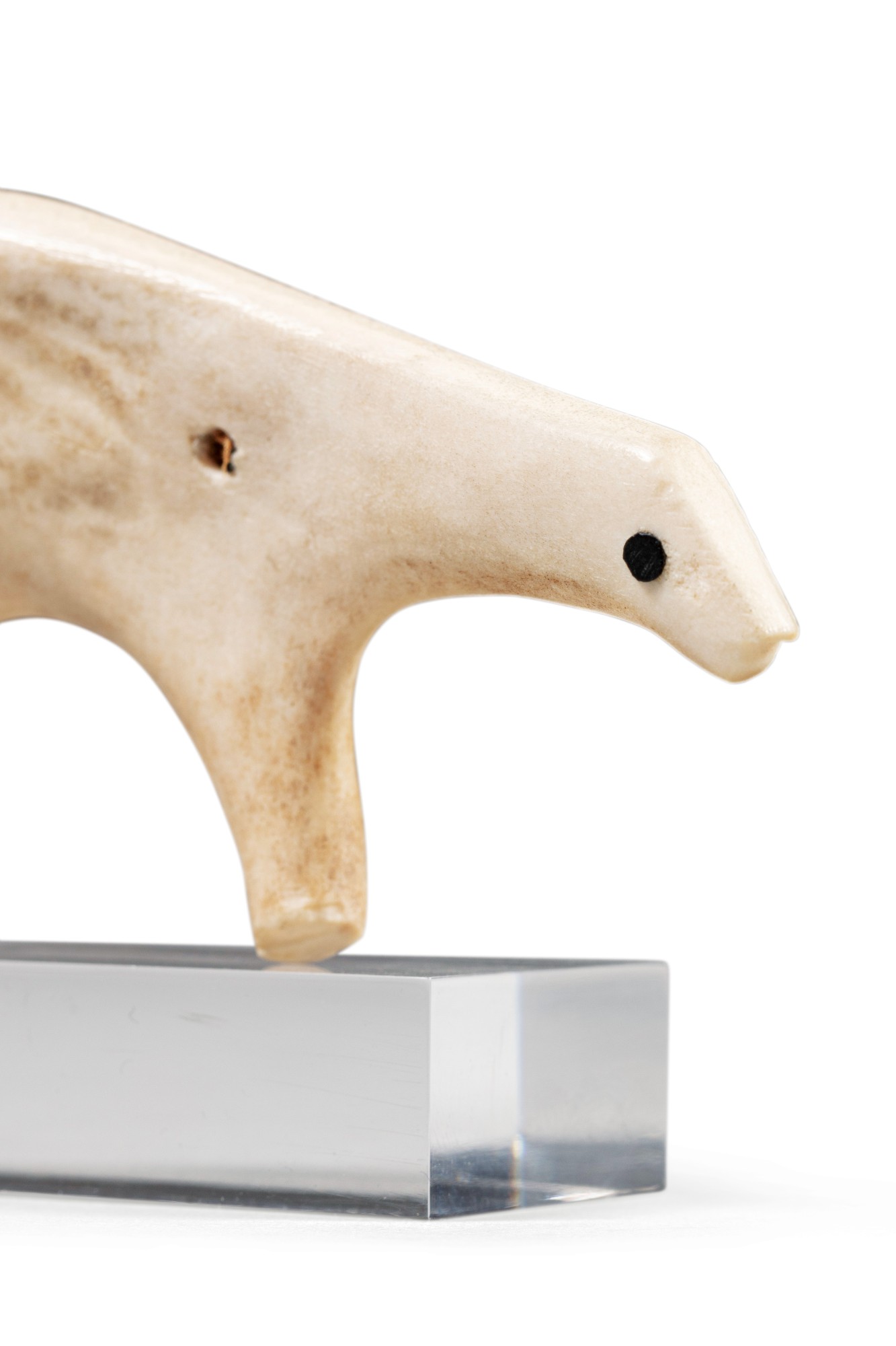 Figurine d'ours en andouiller, Inuit, Alaska | Inuit antler bear ...