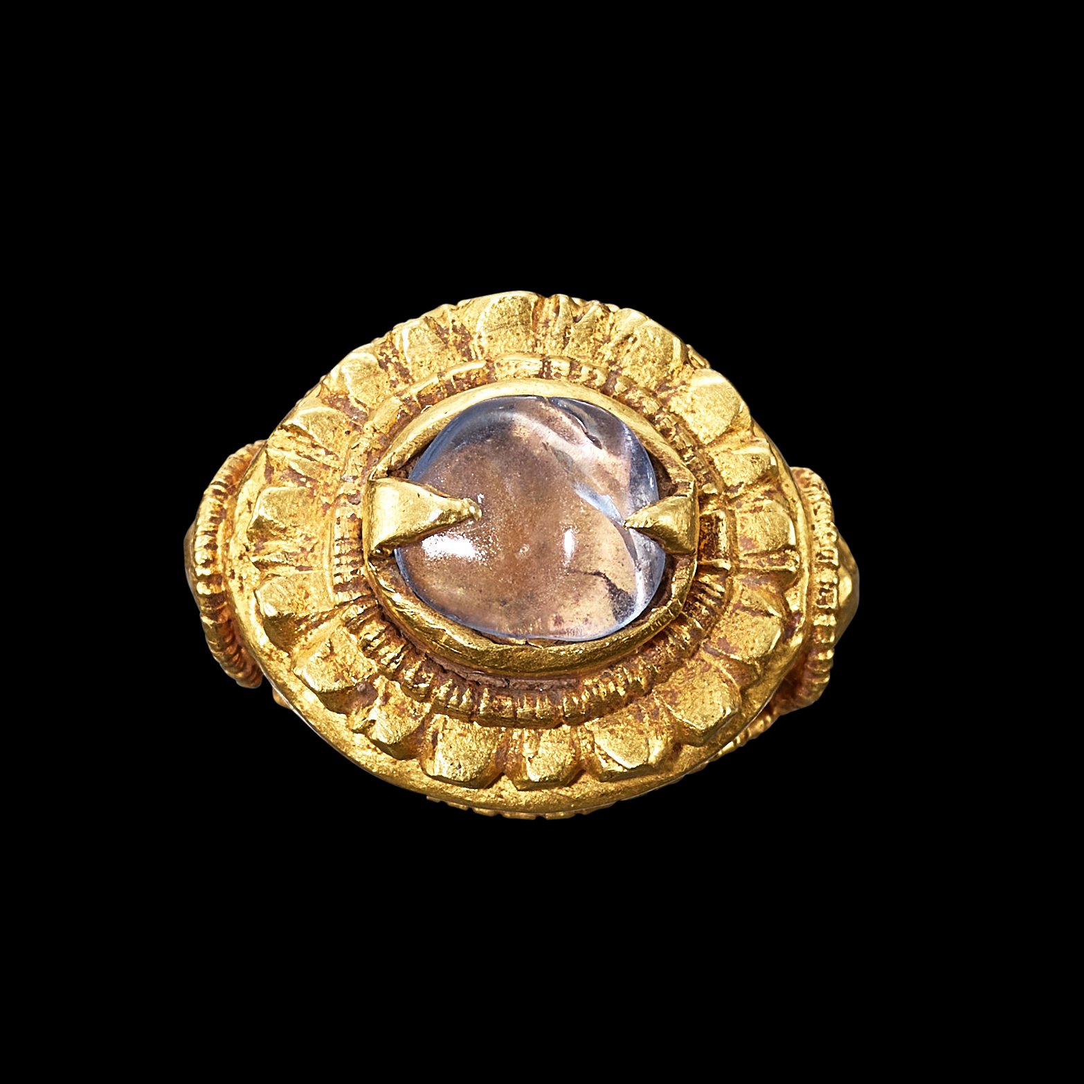 A gold and sapphire ring Champa, 14th century | 占城 十四世紀 金嵌藍寶石戒指 ...