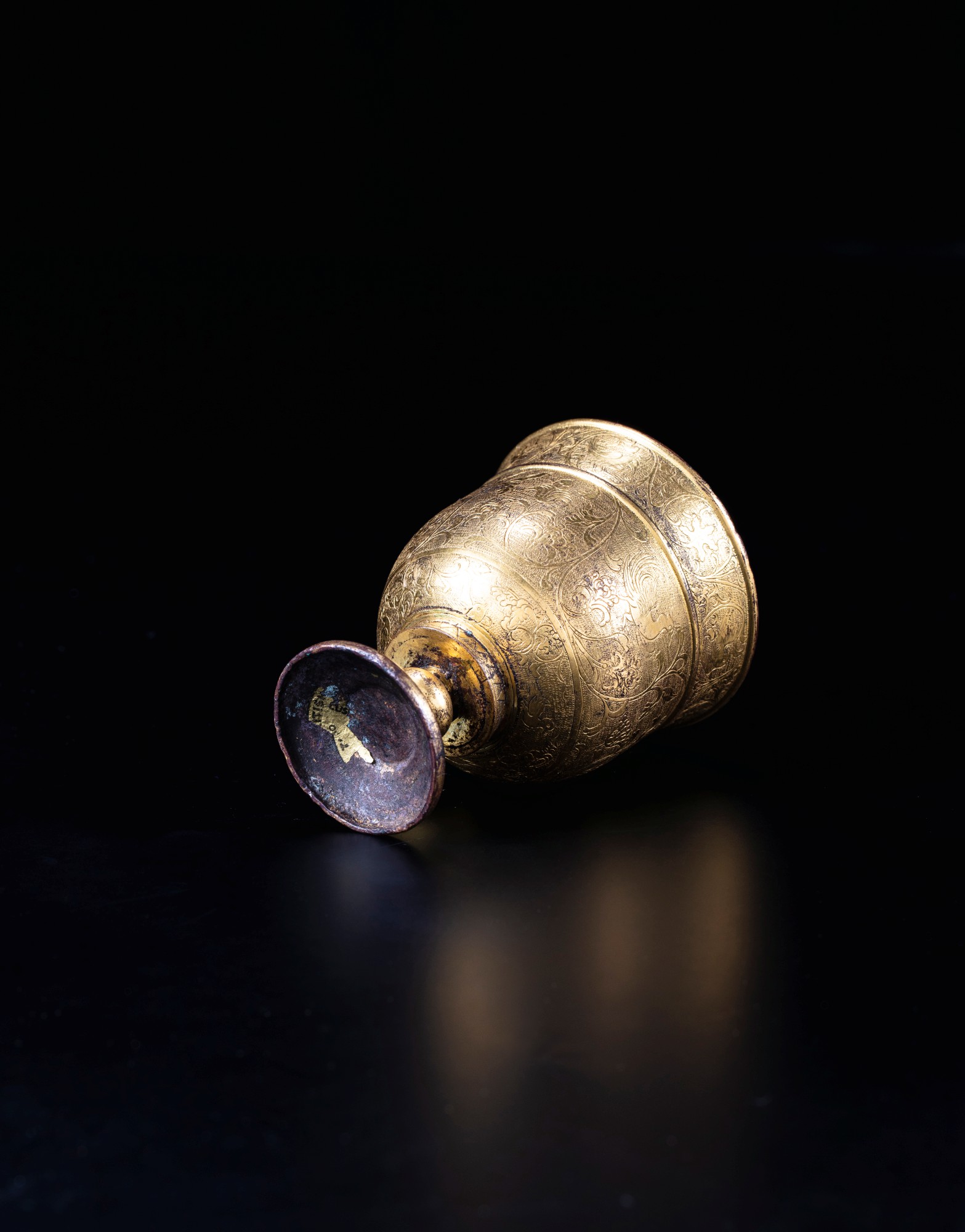 A fine and rare gilt-bronze engraved wine cup Tang dynasty | 唐 鎏金銅鏨花高足盃 ...