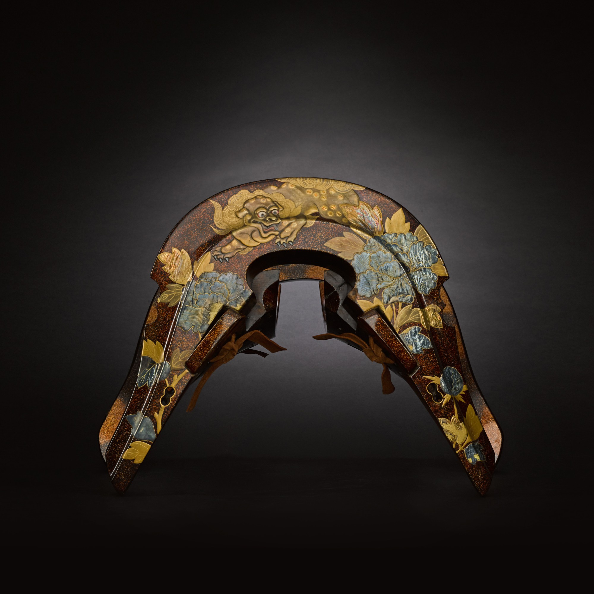 A fine umiari suikan-gura [riding saddle with double register pommel ...