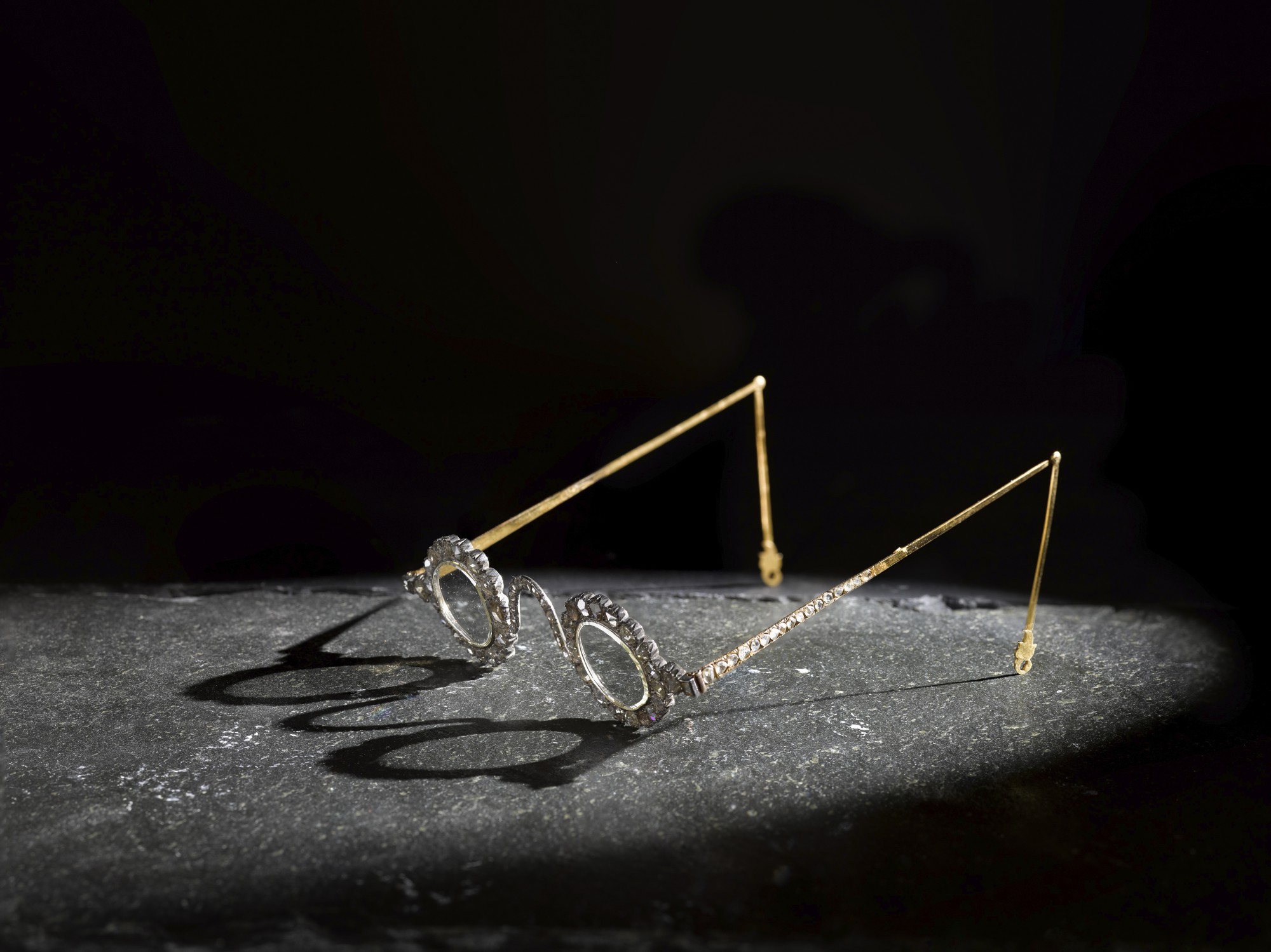 A pair of Mughal spectacles set with diamond lenses, in diamond-mounted ...