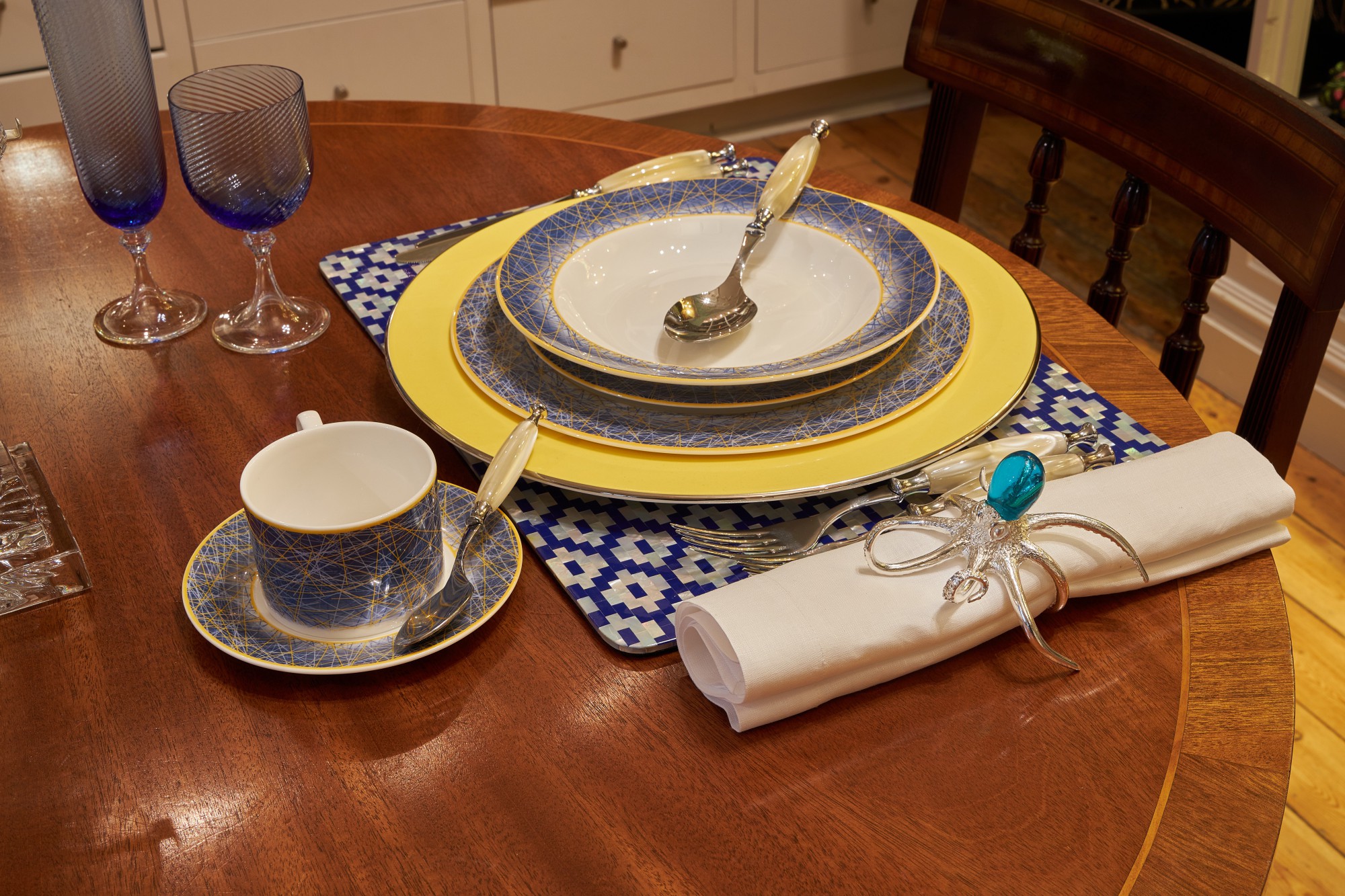 A Thomas Goode 'Electric Blue' bone china part dinner and dessert ...