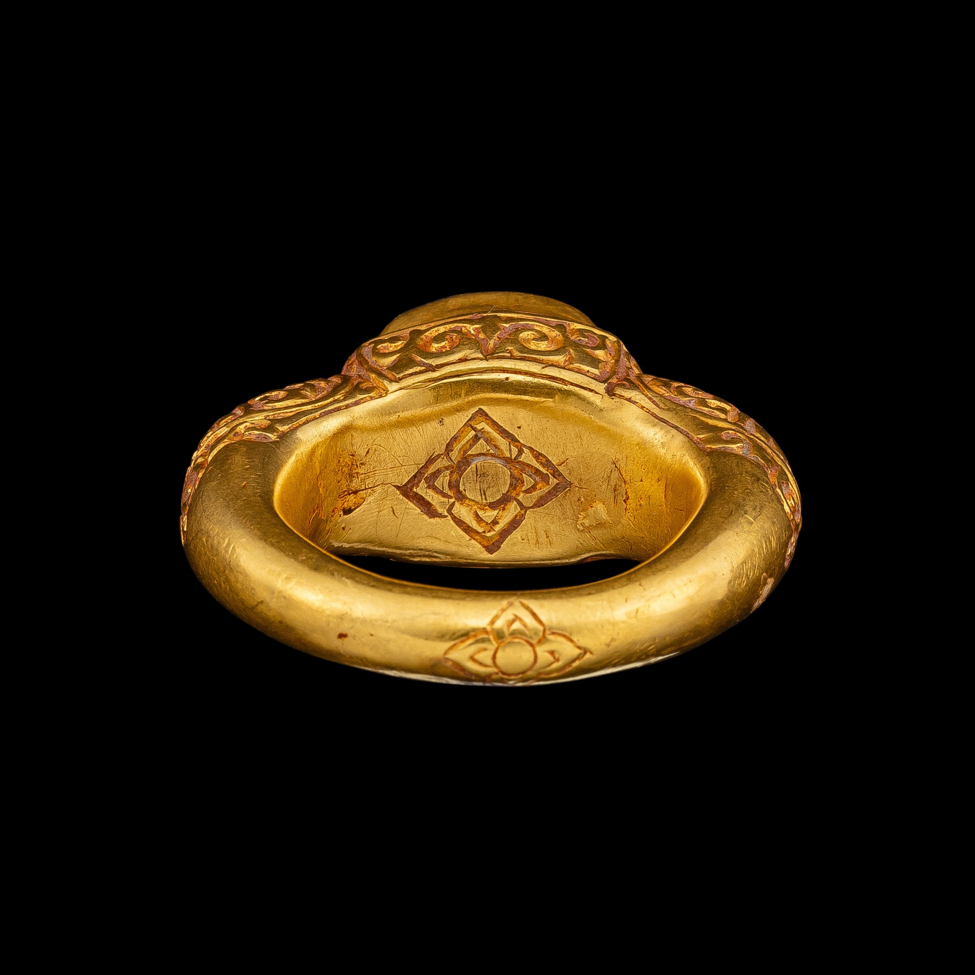 A gold and onyx repoussé ring Champa, 14th century | 十四世紀 占城 金嵌縞瑪瑙戒指 ...
