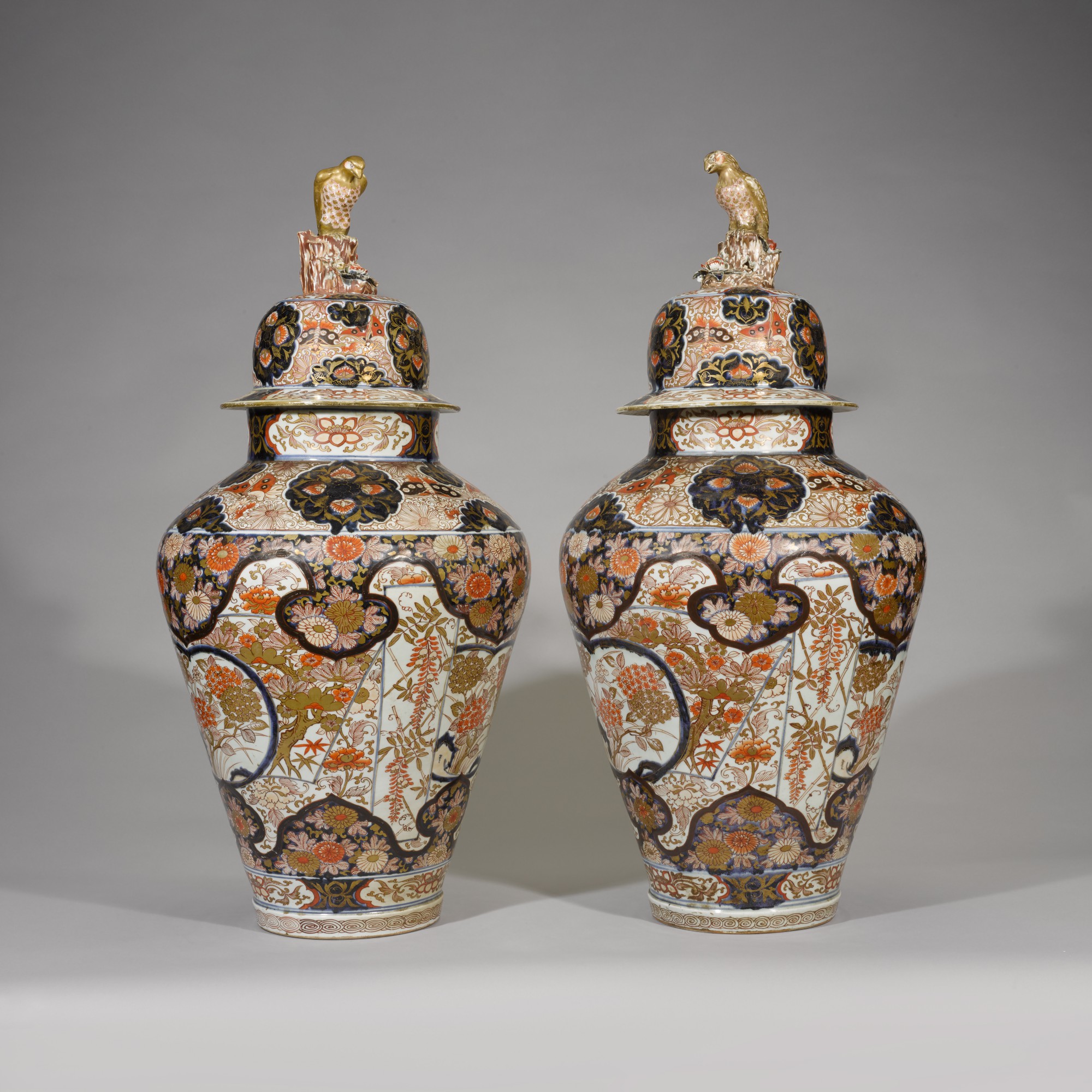 A pair of large Imari vases and covers | Edo period, late 17th century ...