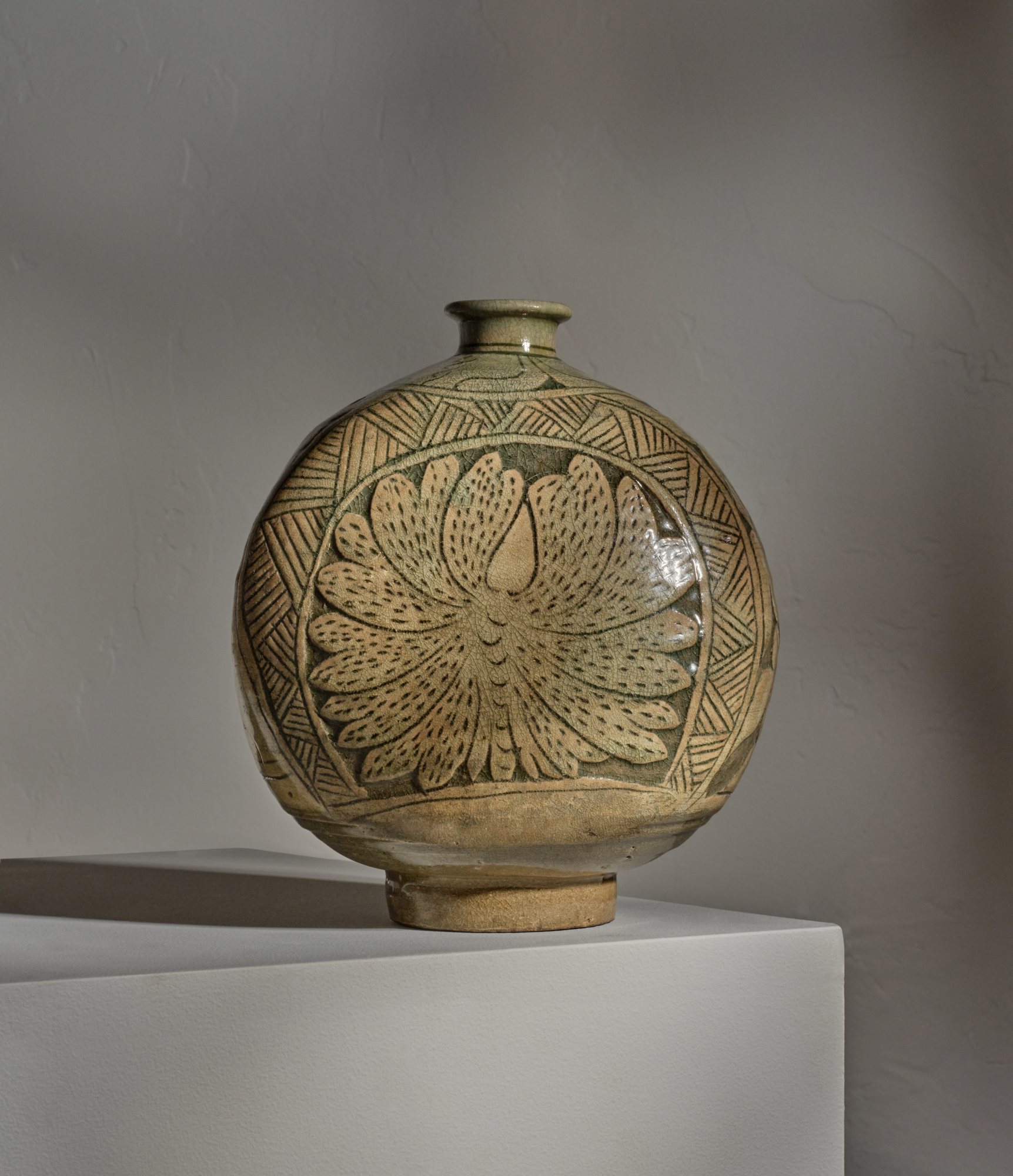 A Buncheong sgraffiato 'floral' moonflask, Joseon dynasty, 15th century ...
