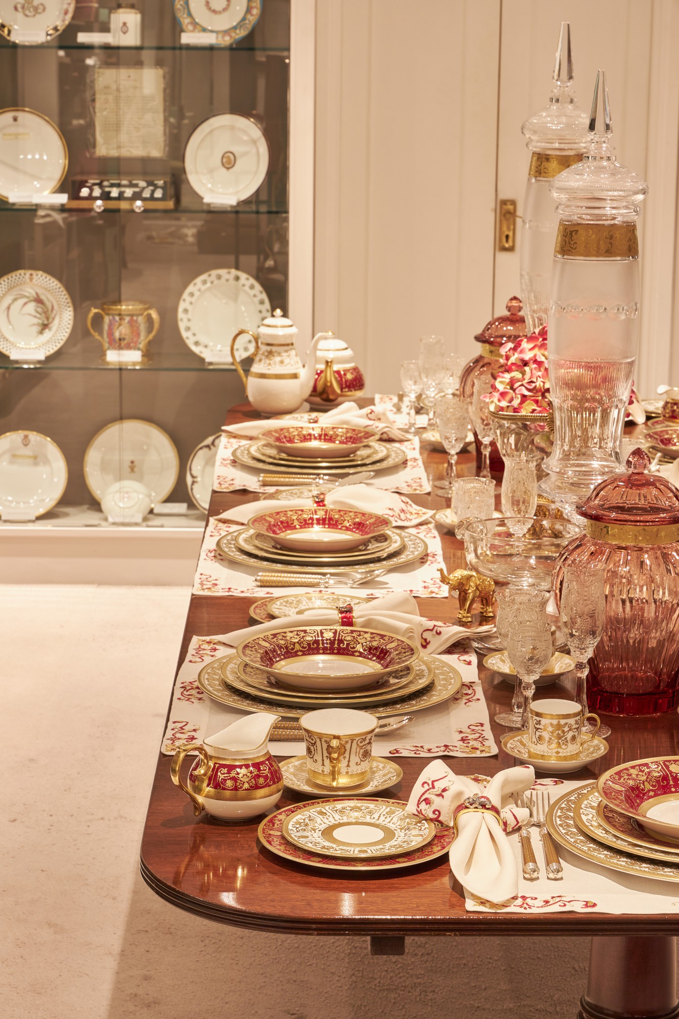 A Thomas Goode 'Florette Ruby' bone china dinner and dessert service ...