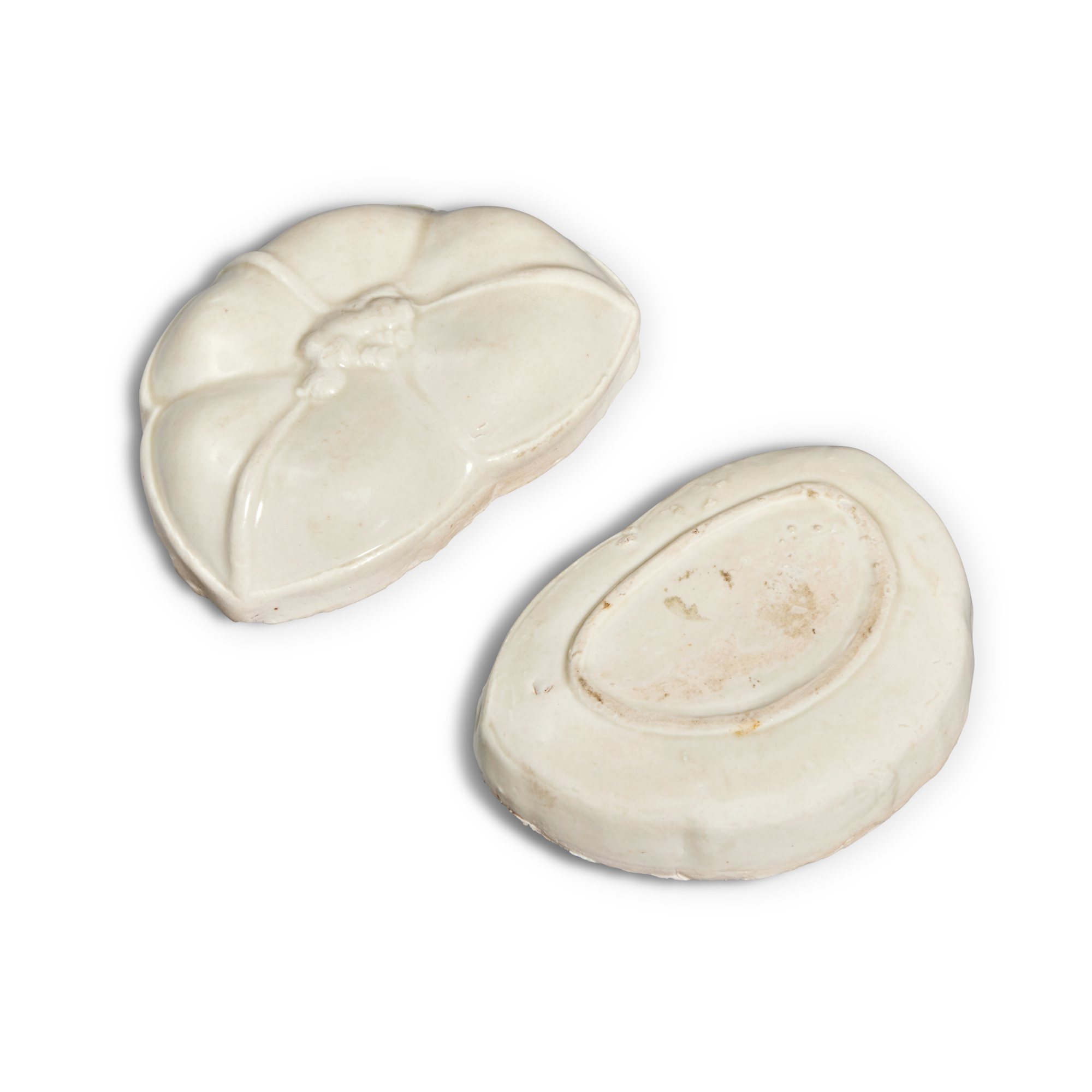 A white-glazed trefoil-form box and cover, Liao dynasty | 遼 白釉花式蓋盒 ...