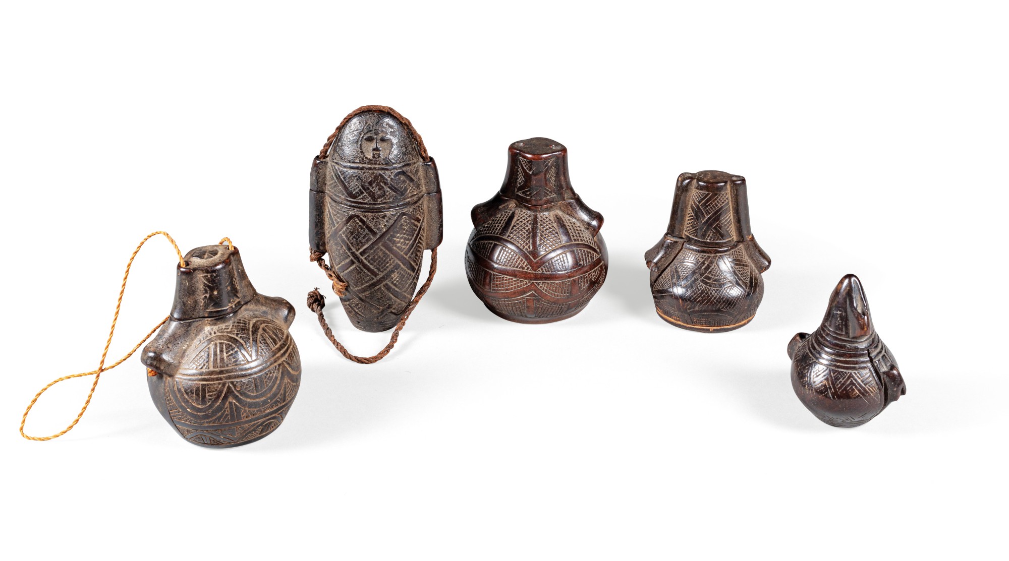 Cinq boîtes et poires à poudre, Kuba, République Démocratique du Congo ...