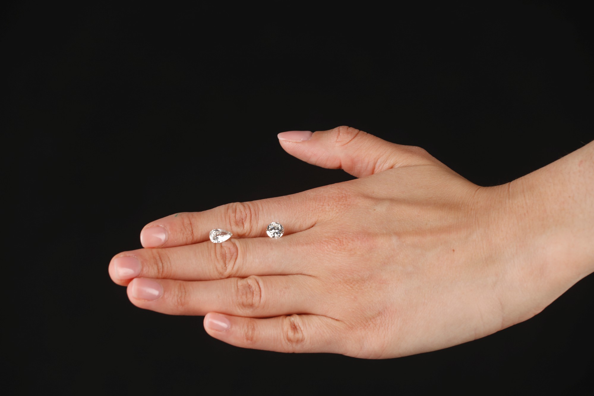 DIAMOND PENDANT AND TWO UNMOUNTED DIAMONDS | Jewels Online | Jewellery ...