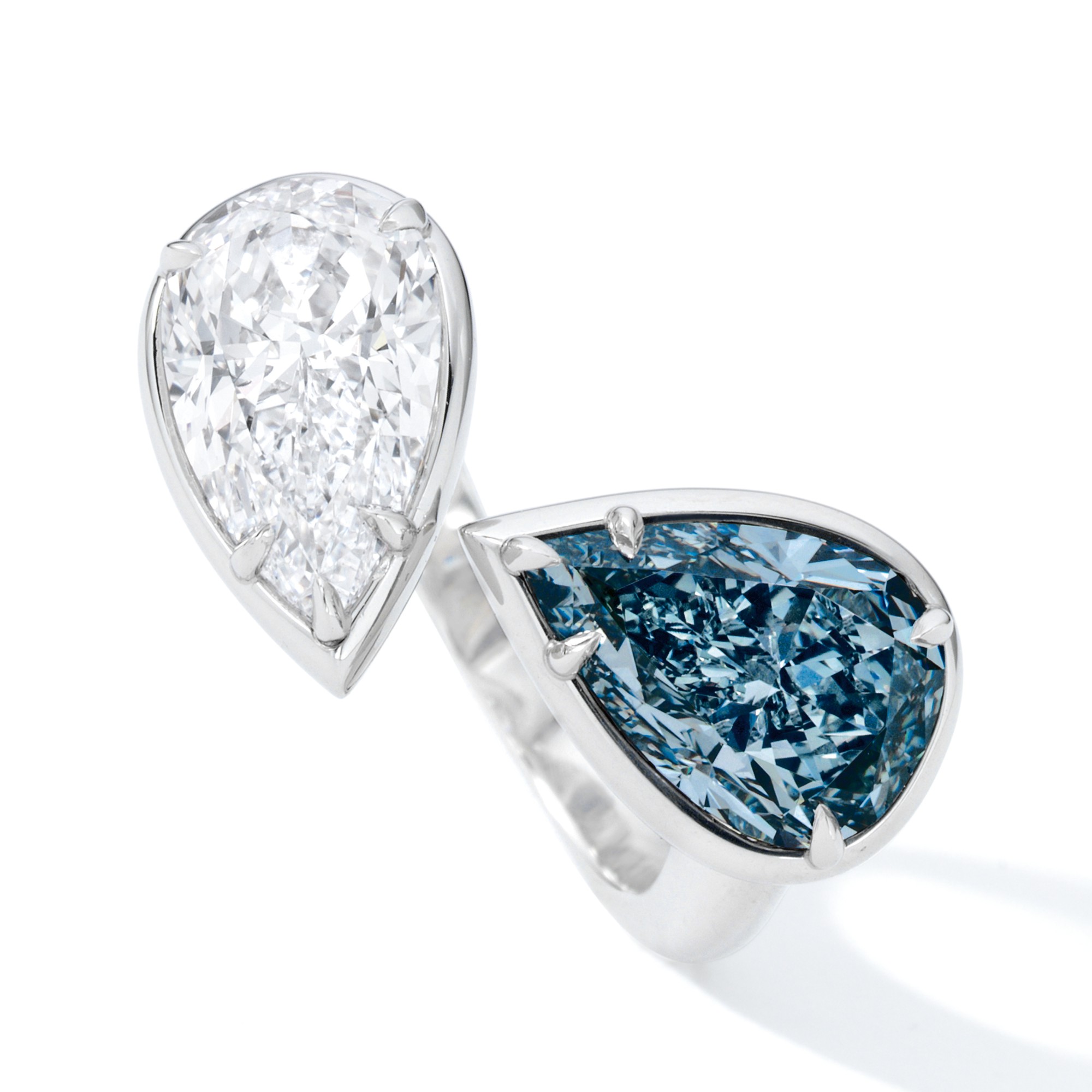 FANCY GREY-BLUE DIAMOND AND DIAMOND RING 3.18卡拉 梨形 彩灰藍色 VS2淨度 鑚石 配 2.61 ...