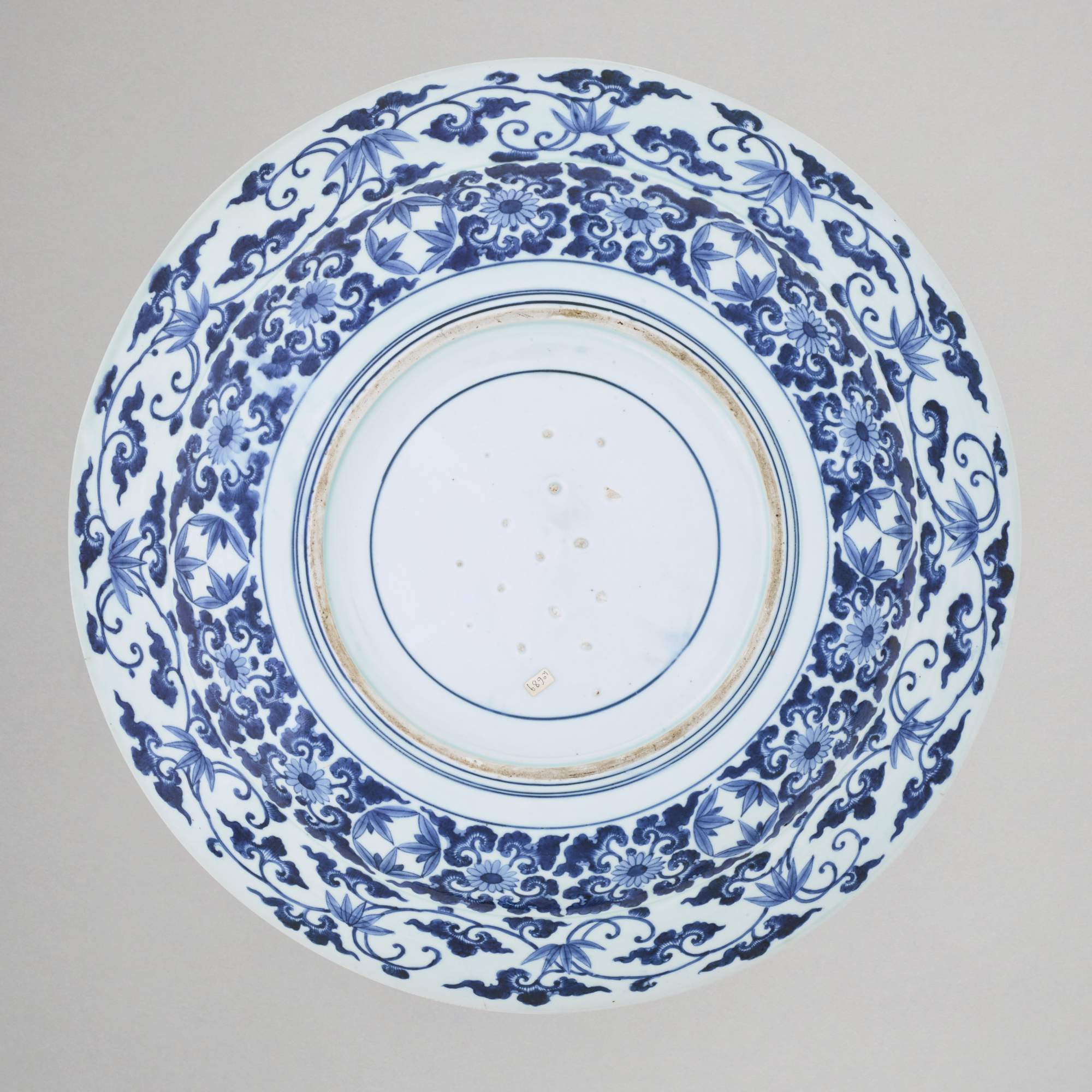 A rare large Arita dish with crests | Edo period, late 17th century ...