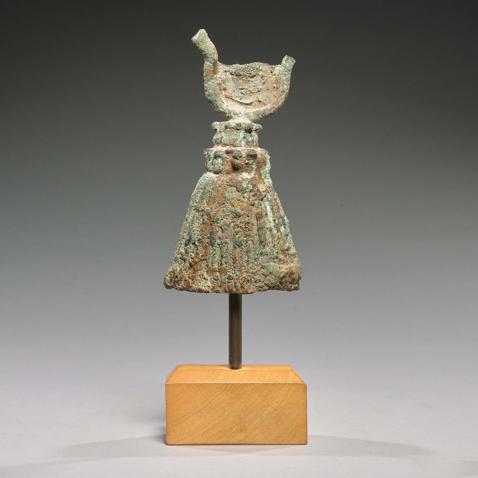 AN EGYPTIAN BRONZE HEAD OF THE GODDESS ISIS, 21ST/25TH DYNASTY, 1075 ...