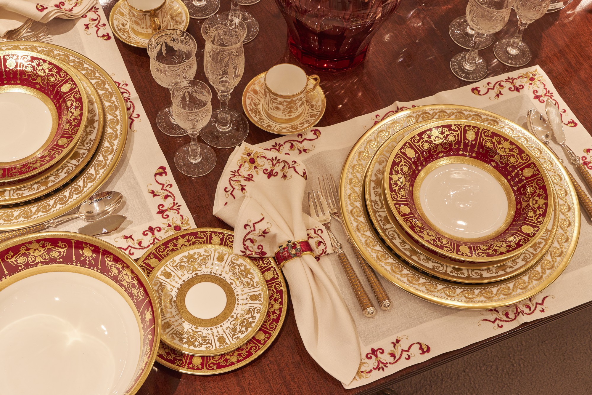 A Thomas Goode 'Florette Ruby' bone china dinner and dessert service ...