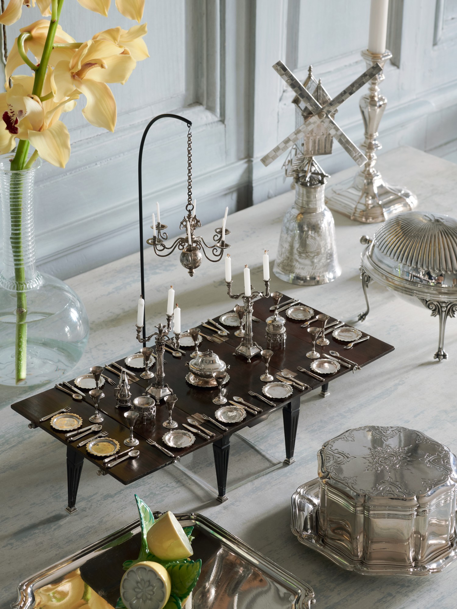 A pair of Dutch silver salvers, Hendrik Swierink, Amsterdam, 1761 | Paire de plateaux en argent ...