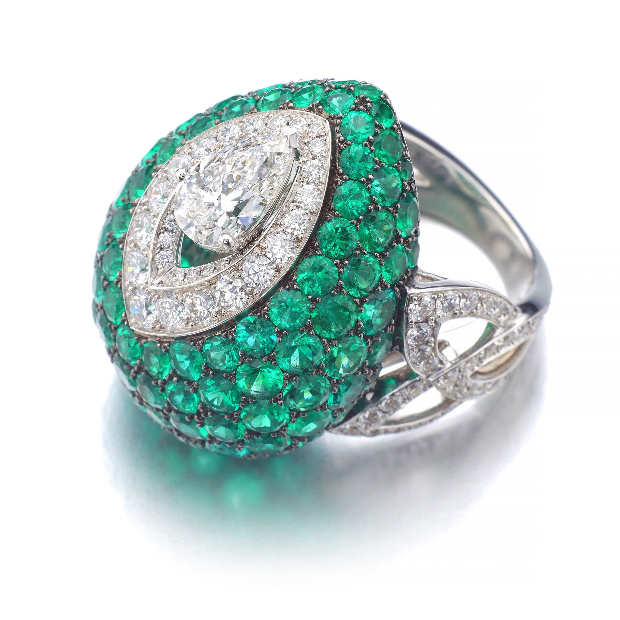 GRAFF | EMERALD AND DIAMOND RING | Graff: Contrast & Colour | 2020 ...