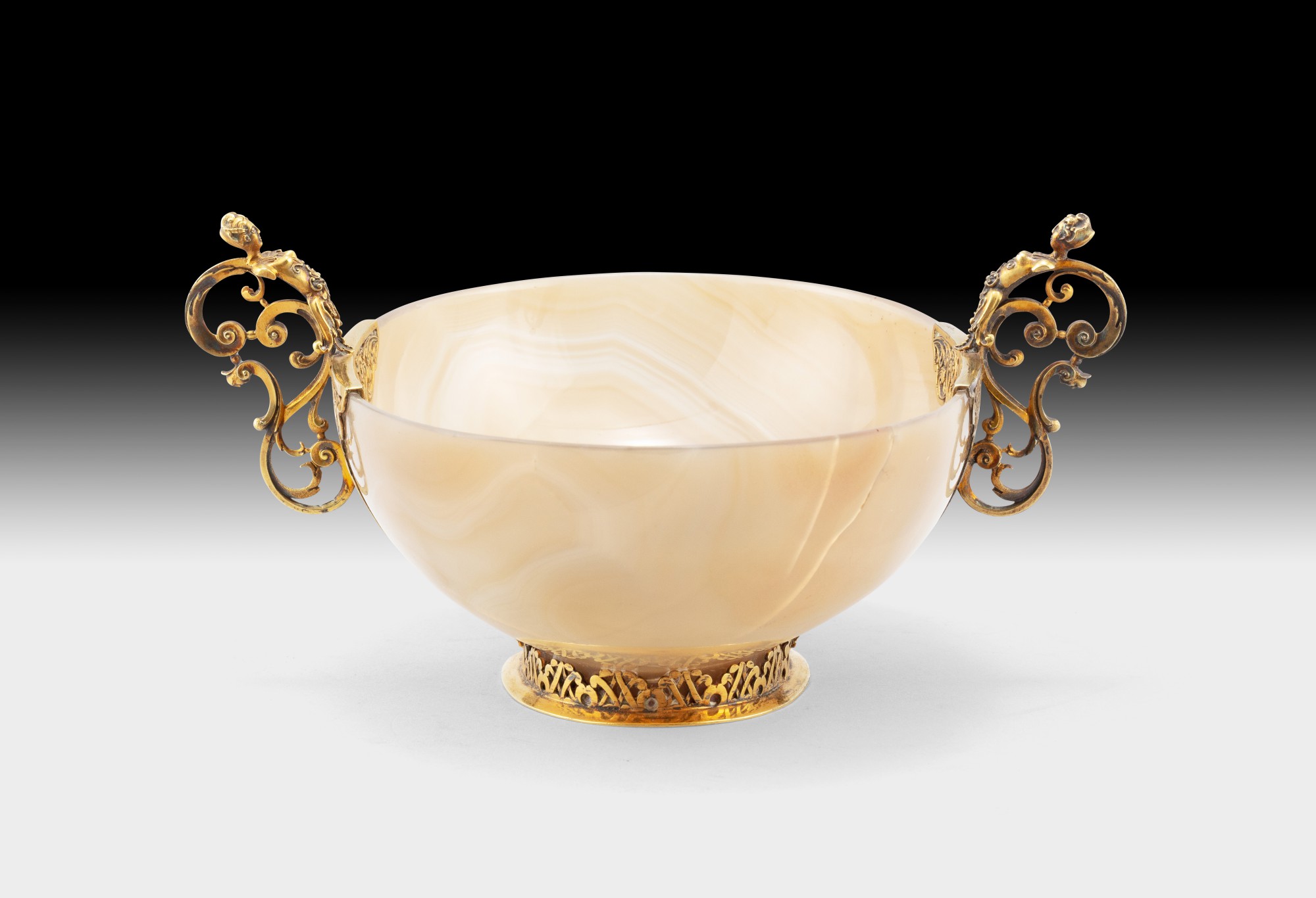 An oval agate cup with silver-gilt mounts, circa 1850 | Coupe ovale en ...