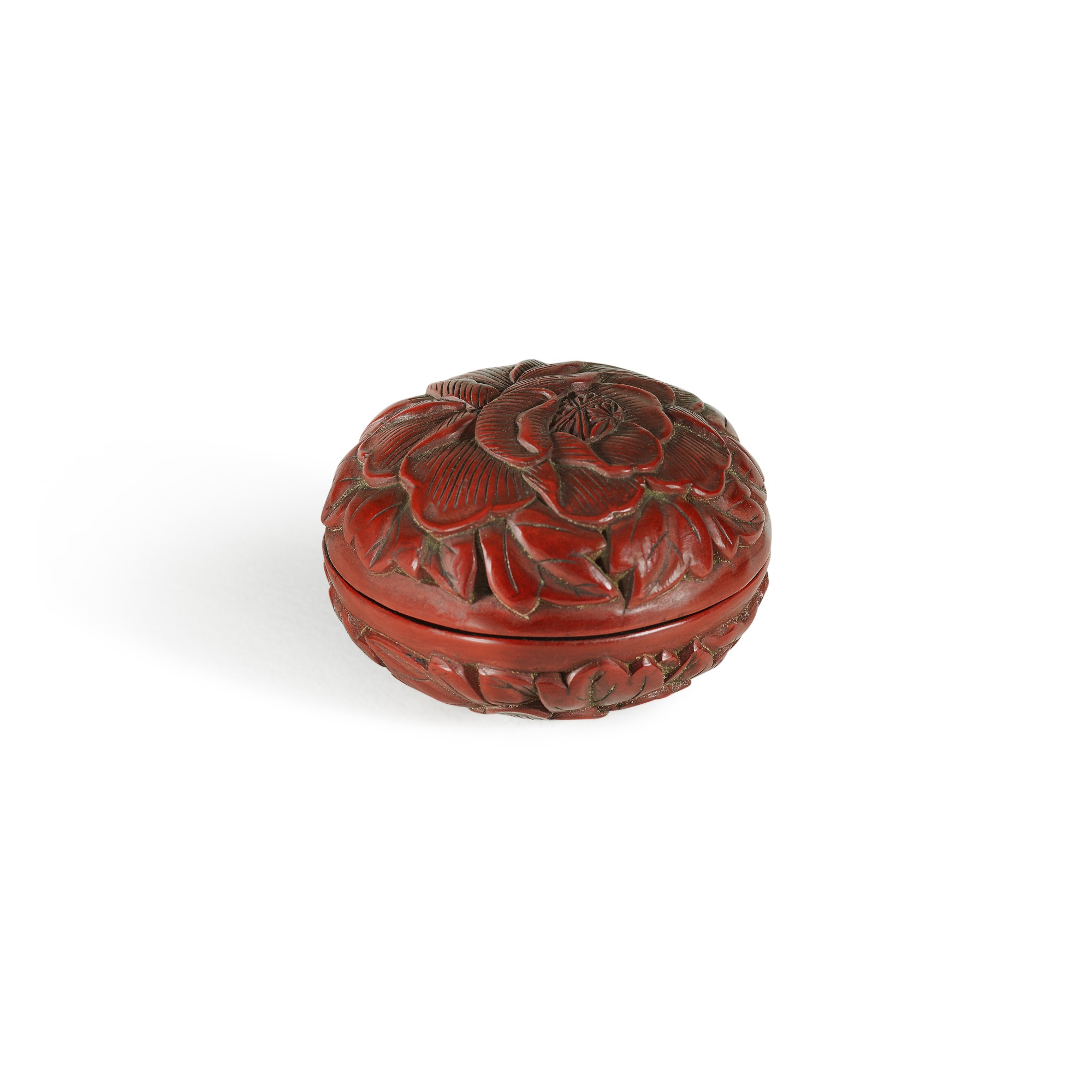 A small carved cinnabar lacquer box and cover, Late Ming dynasty | 明末 ...