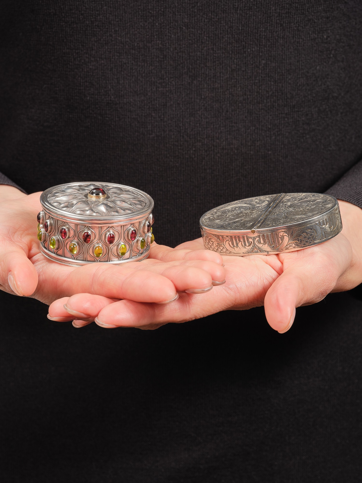 Group of Silver, Tortoise Shell, Mother-Of-Pearl and Gem Set Cases | 銀 ...