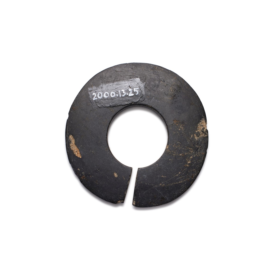 A black stone slit disc (Jue), Neolithic period / Shang dynasty | 新石器時代 ...
