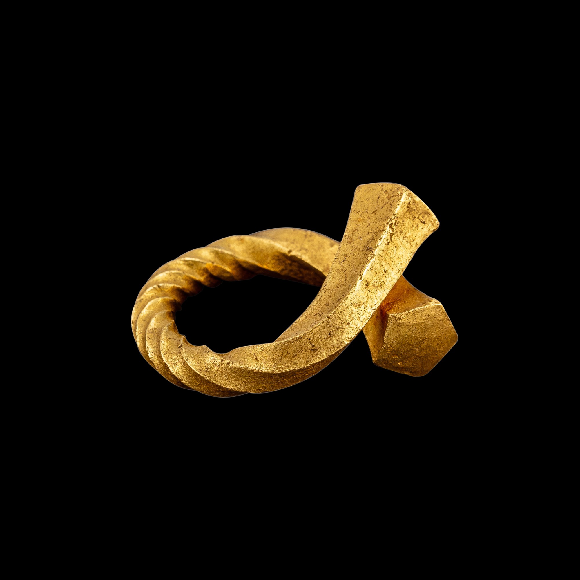 A gold ornament Java, Indonesia, 10th - 15th century | 十至十五世紀 印尼爪哇 紐紋金飾 ...