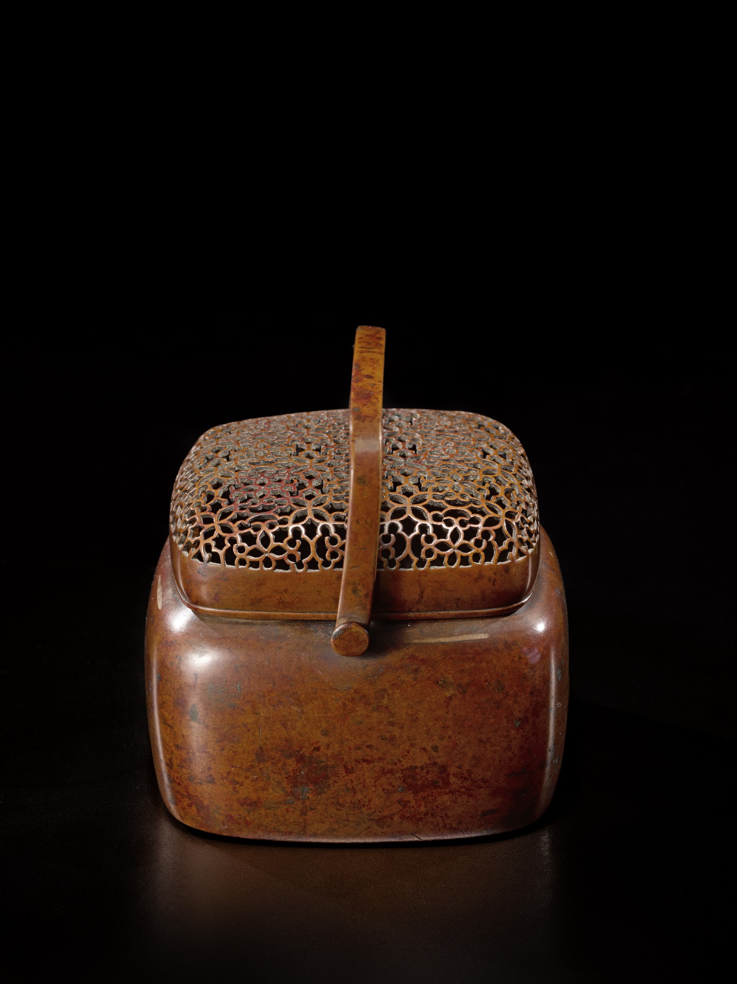 A bronze hand warmer and cover, signed Zhang Mingqi, 17th century | 十七世紀 銅透空錦紋蓋手爐 《張鳴岐製》款 ...