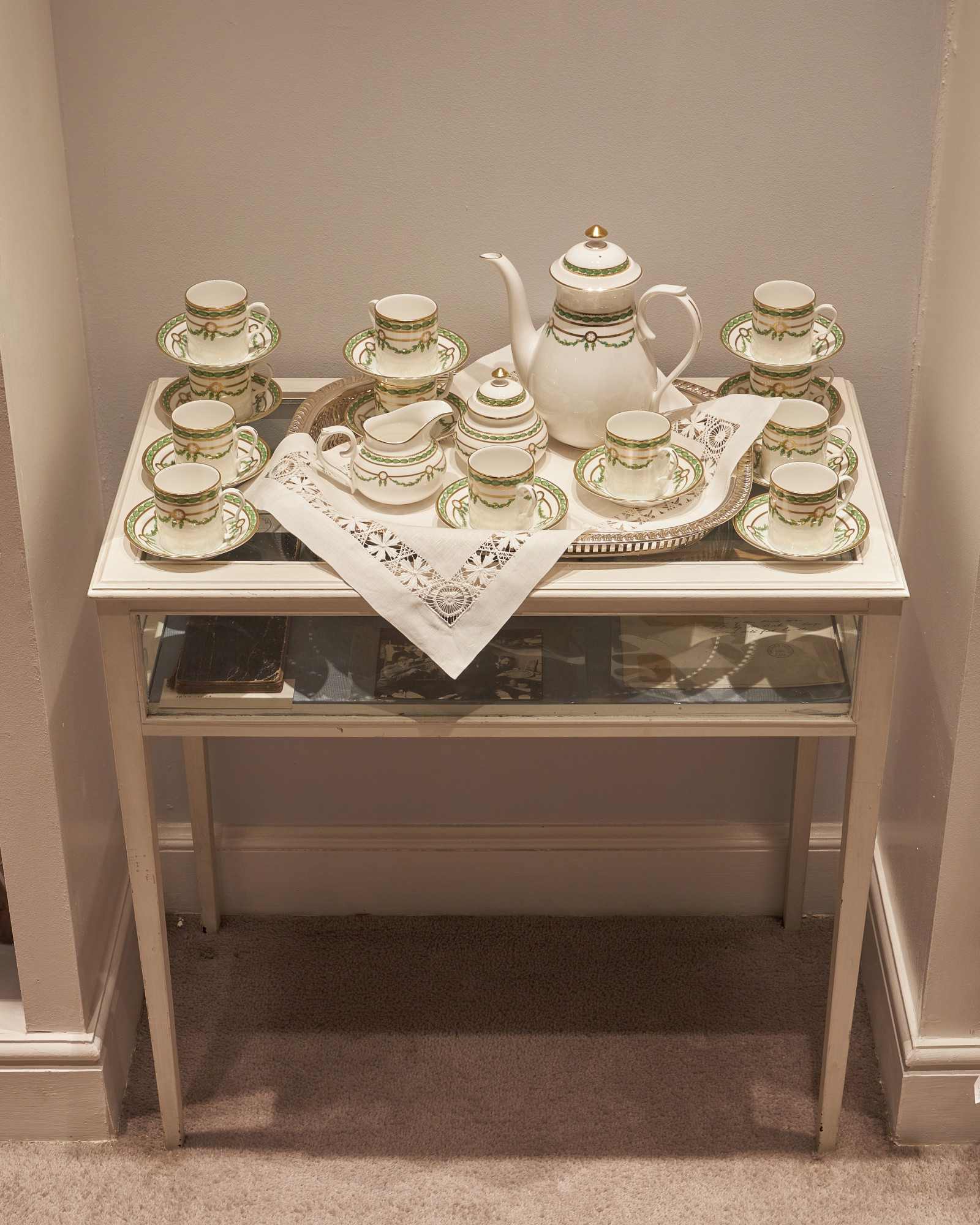 A Thomas Goode 'Green Garland' bone china part coffee service, various ...