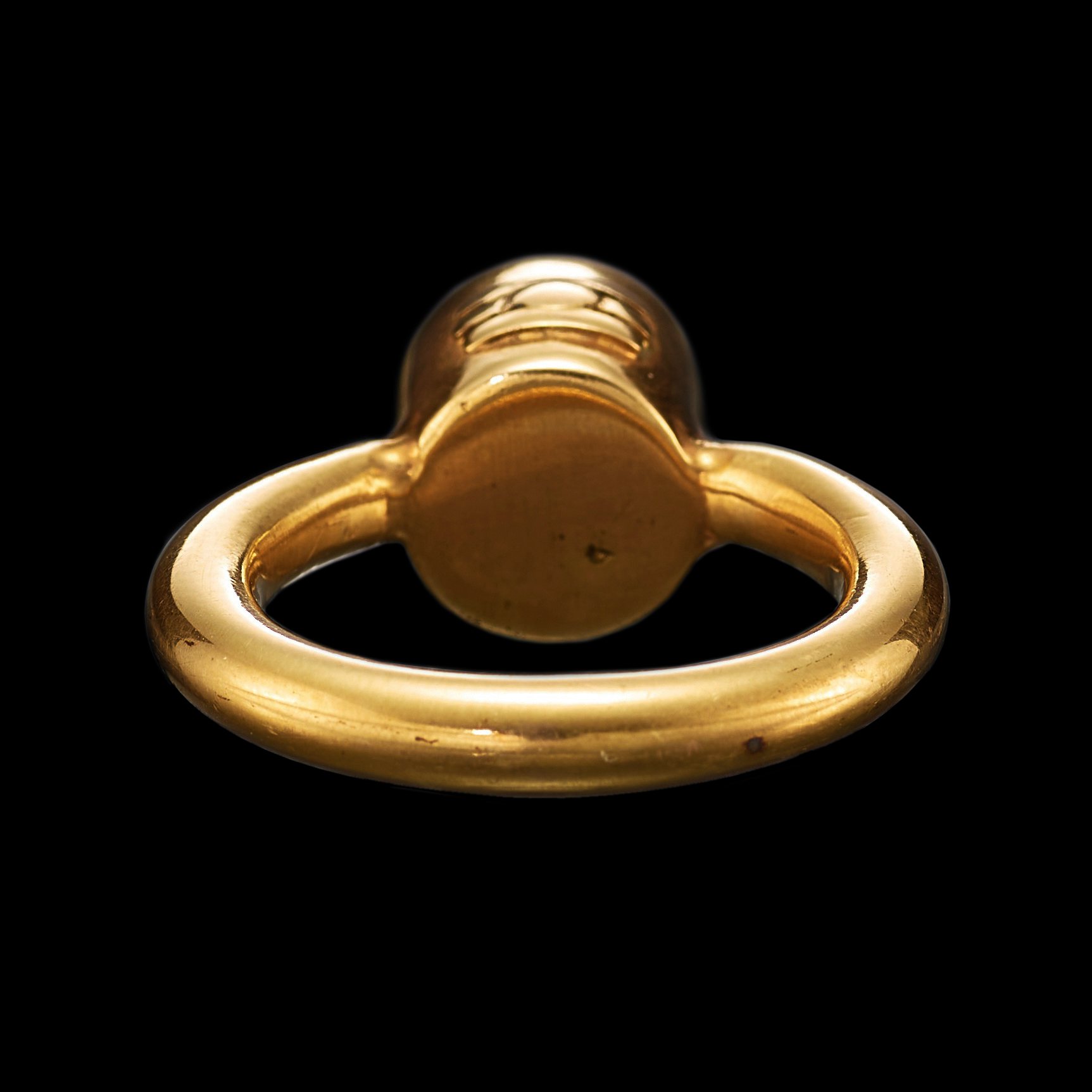 A Shaivite lingam-shaped gold ring with ‘Tripundra’ India, 19th century ...