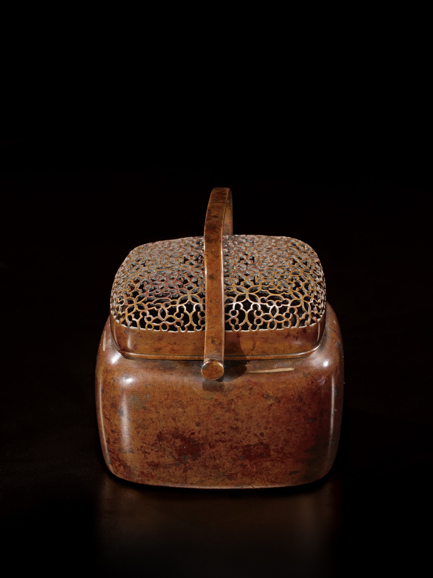 A bronze hand warmer and cover, signed Zhang Mingqi, 17th century | 十七世紀 銅透空錦紋蓋手爐 《張鳴岐製》款 ...