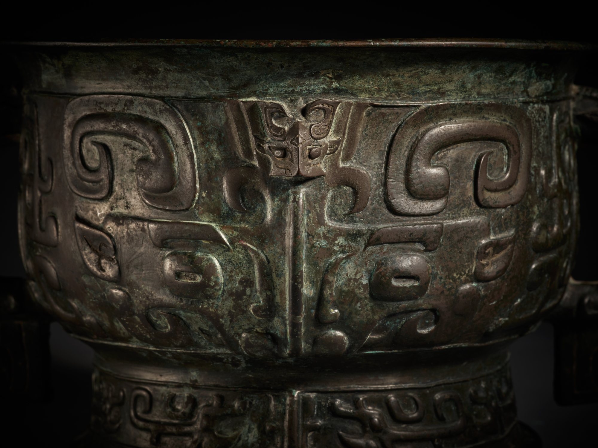 An archaic bronze ritual food vessel (Gui), Western Zhou dynasty | 西周 ...