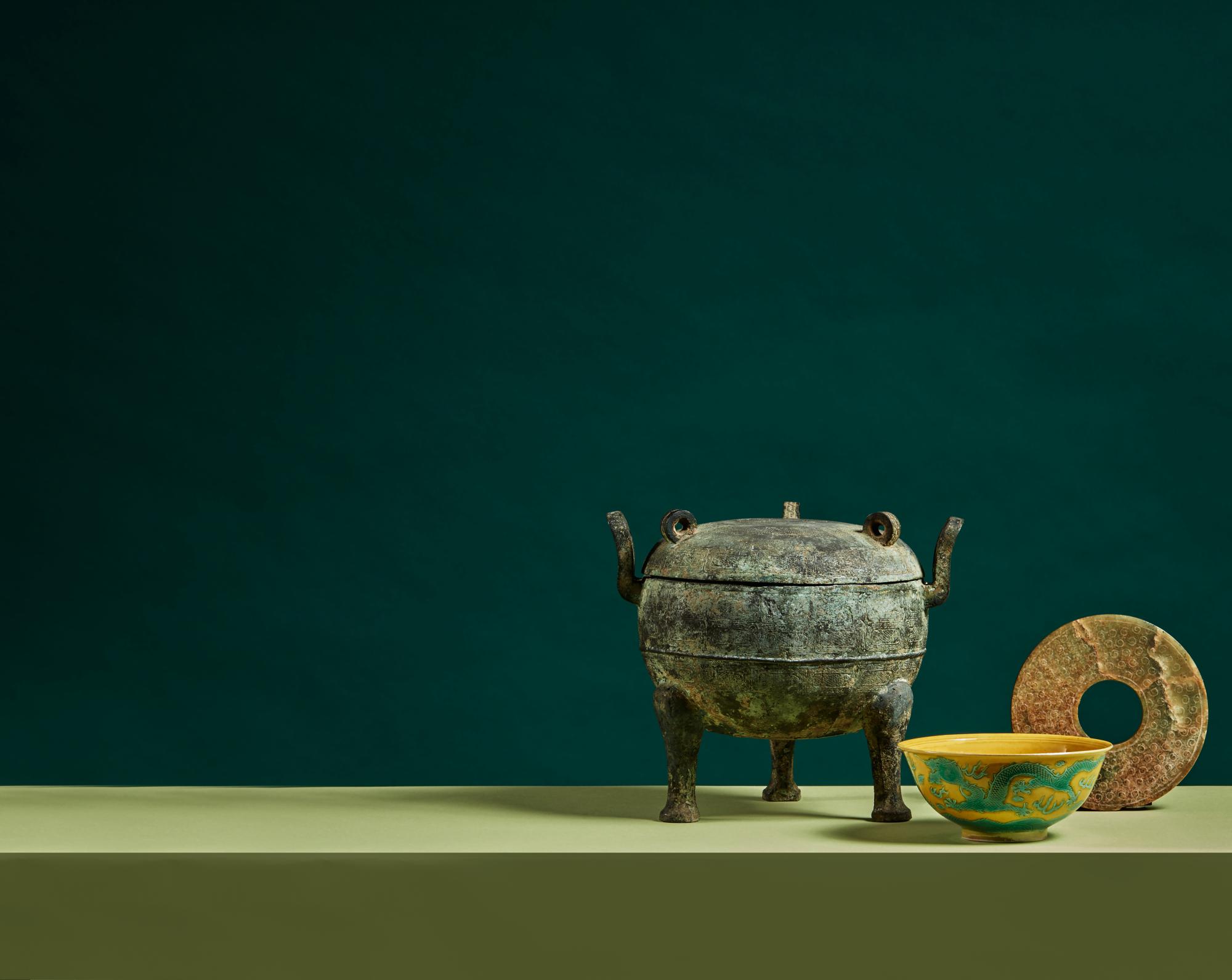 A 'Dehua' tripod censer, 17th / 18th century | 十七 / 十八世紀 德化白釉夔鳳紋奩式爐 ...