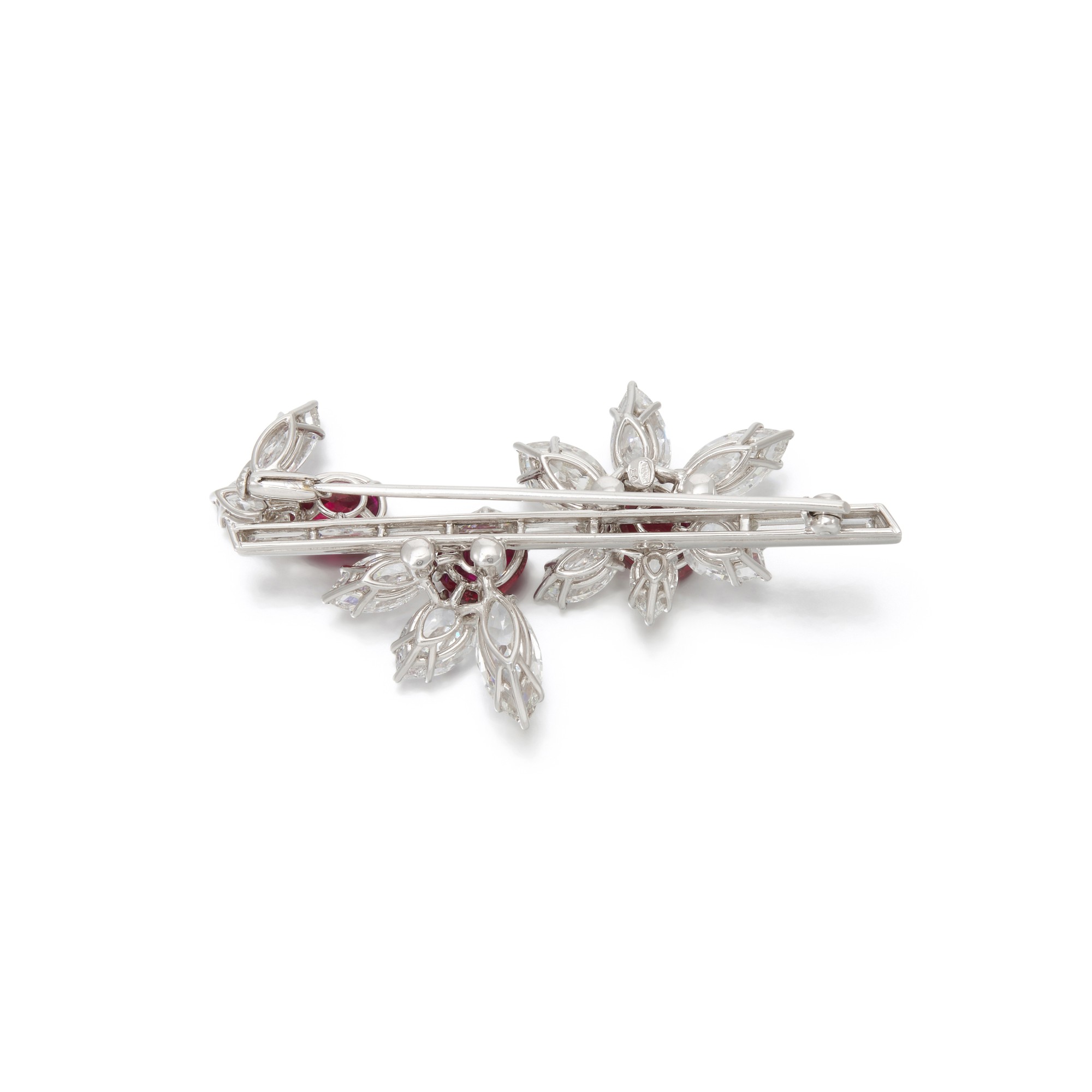 Illario, Ruby and diamond brooch (Illario, Spilla in diamanti e rubini ...