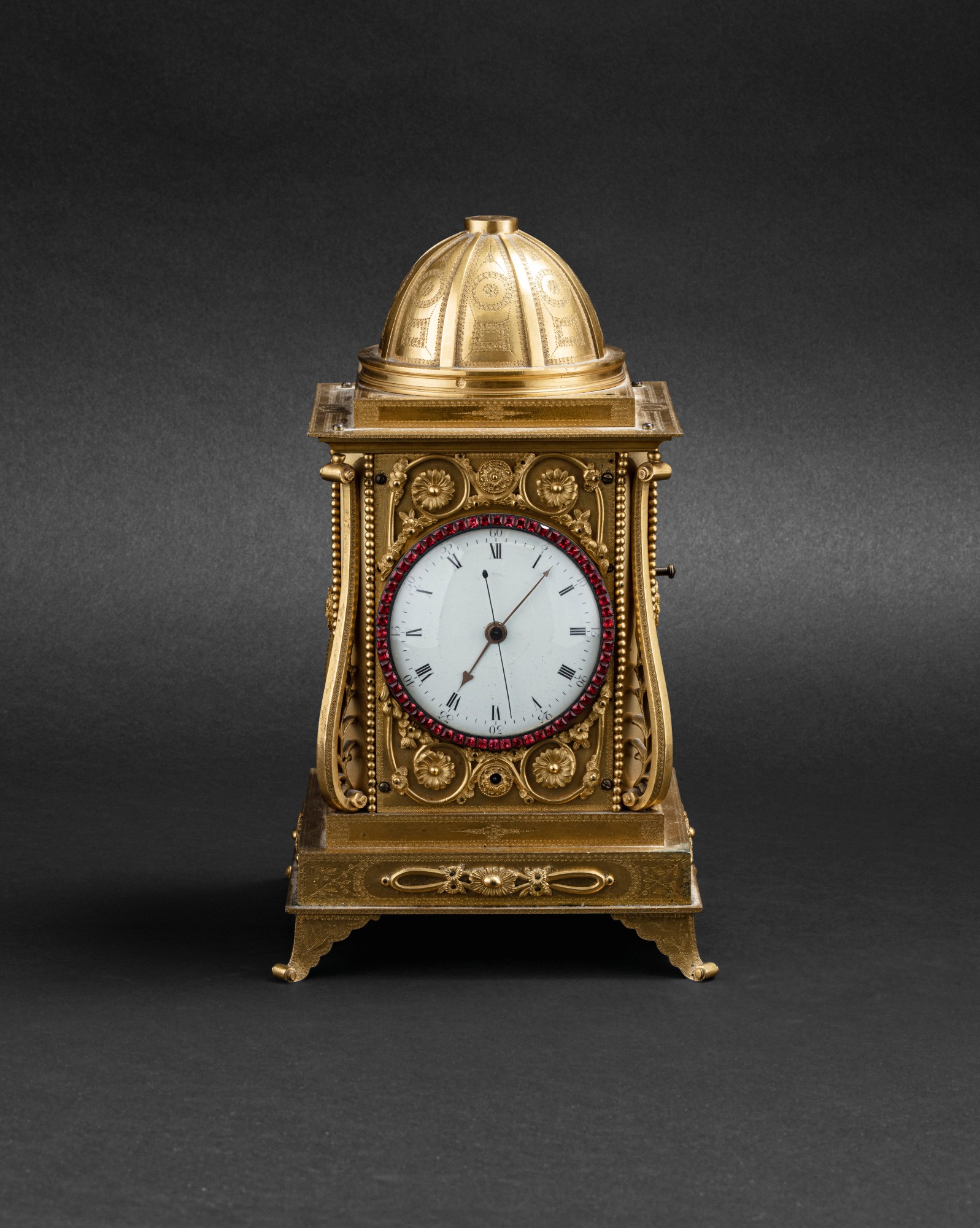 Rare pendule en bronze doré et incrustations de pierres dures pour le ...