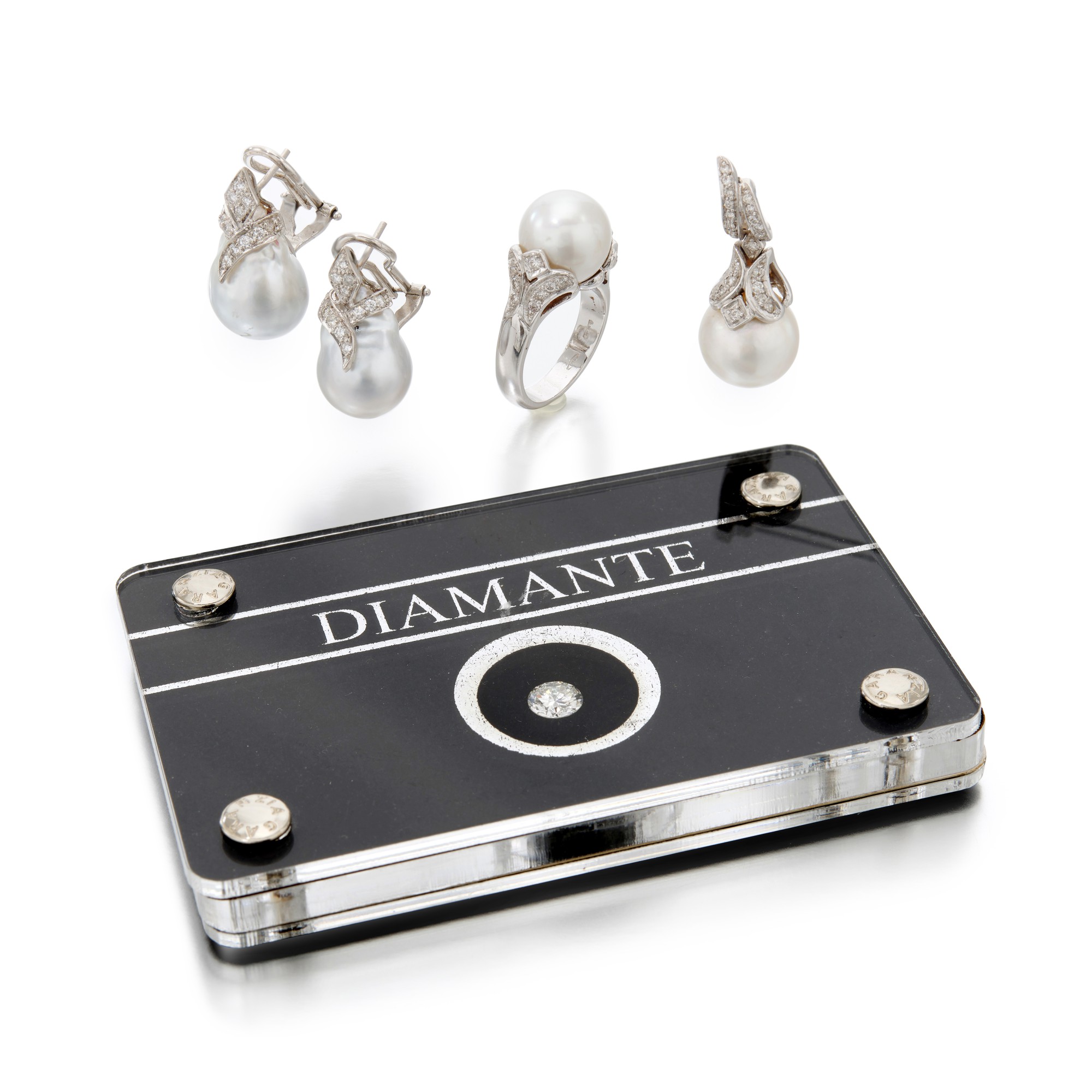 Collection cultured pearl and diamond jewels (Collezione di gioielli in ...