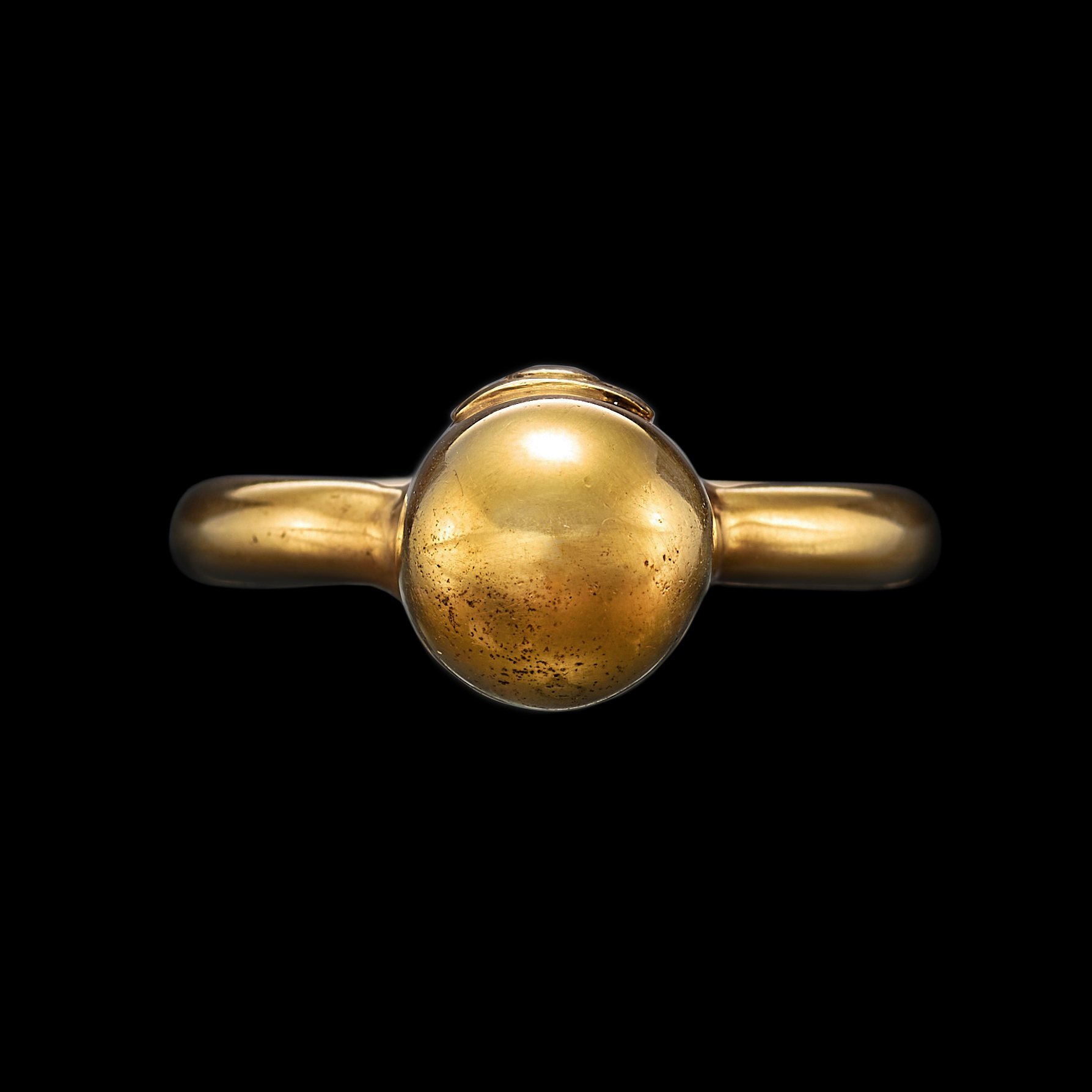 A Shaivite lingam-shaped gold ring with ‘Tripundra’ India, 19th century ...