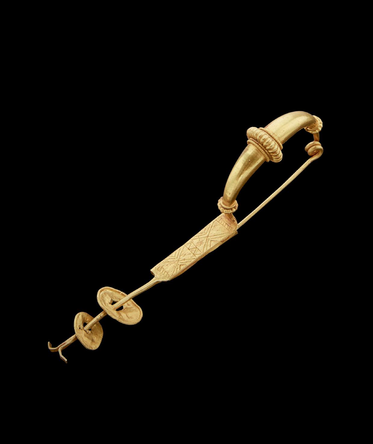 A GREEK GOLD FIBULA, SOUTHERN ITALY, CIRCA EARLY 4TH CENTURY B.C ...