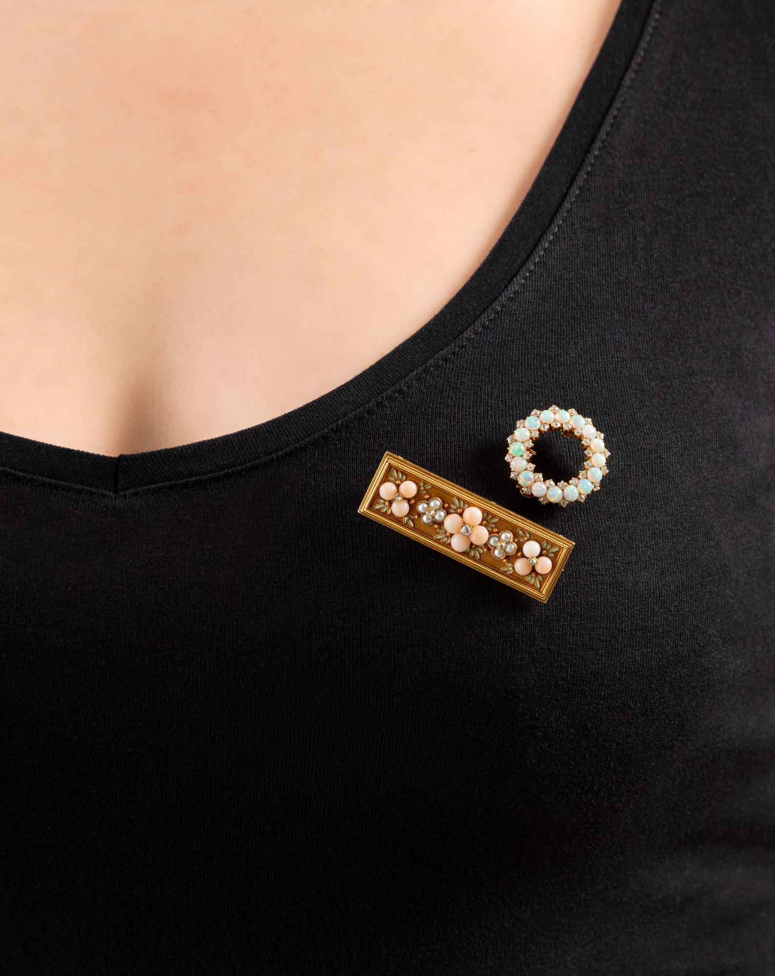 Deux broches | Two brooches | Fine Jewels Online | 2022 | Sotheby's