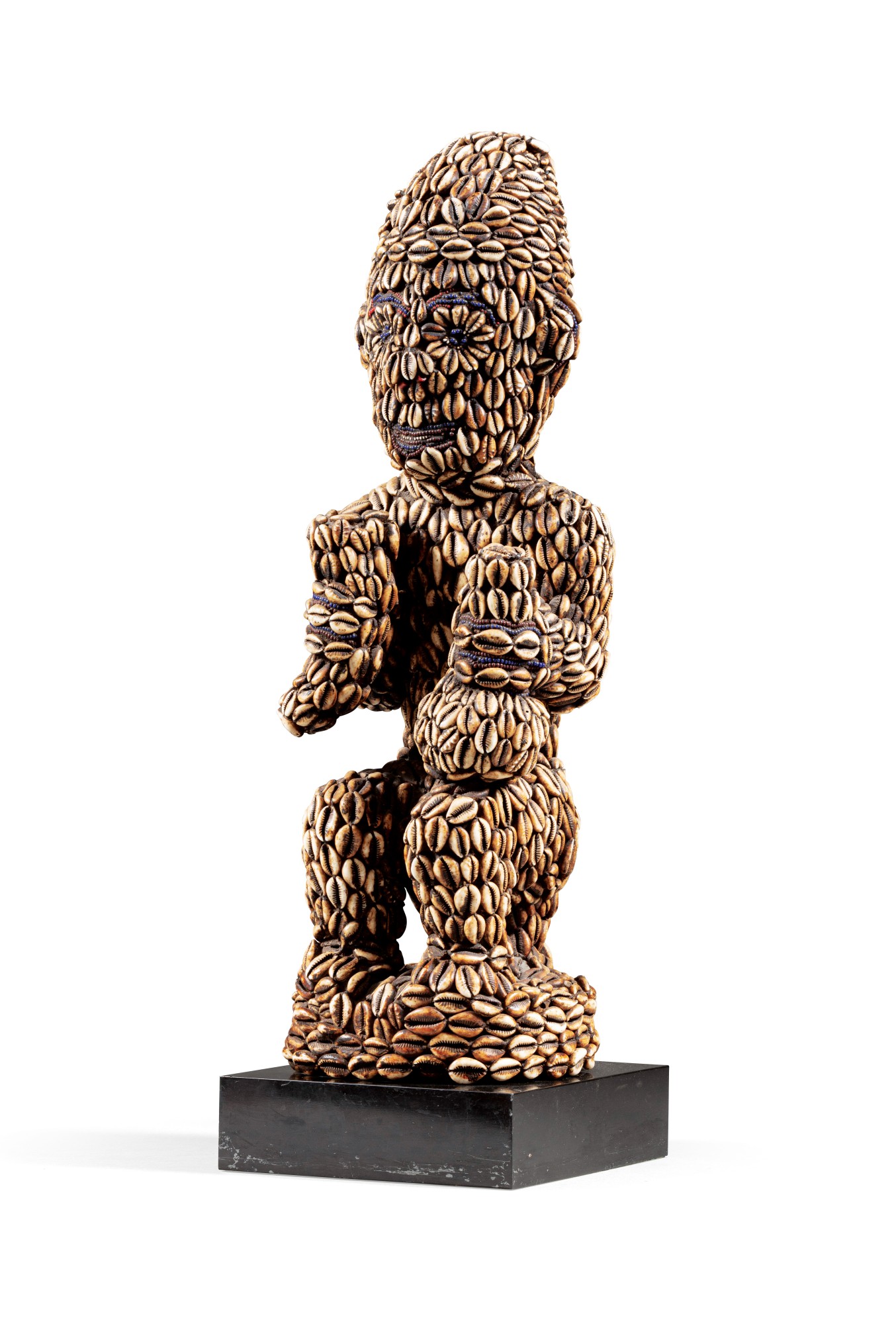 Statue en cauris, Bamoun, Cameroun | Bamoun figure in cowrie shells ...