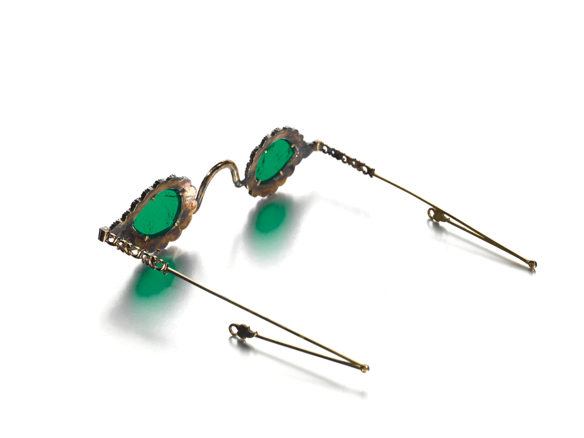 A pair of Mughal spectacles set with emerald lenses, in diamond-mounted ...