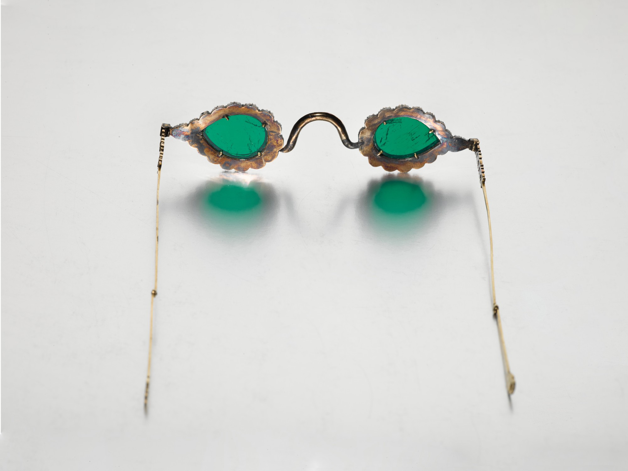 A pair of Mughal spectacles set with emerald lenses, in diamond-mounted ...