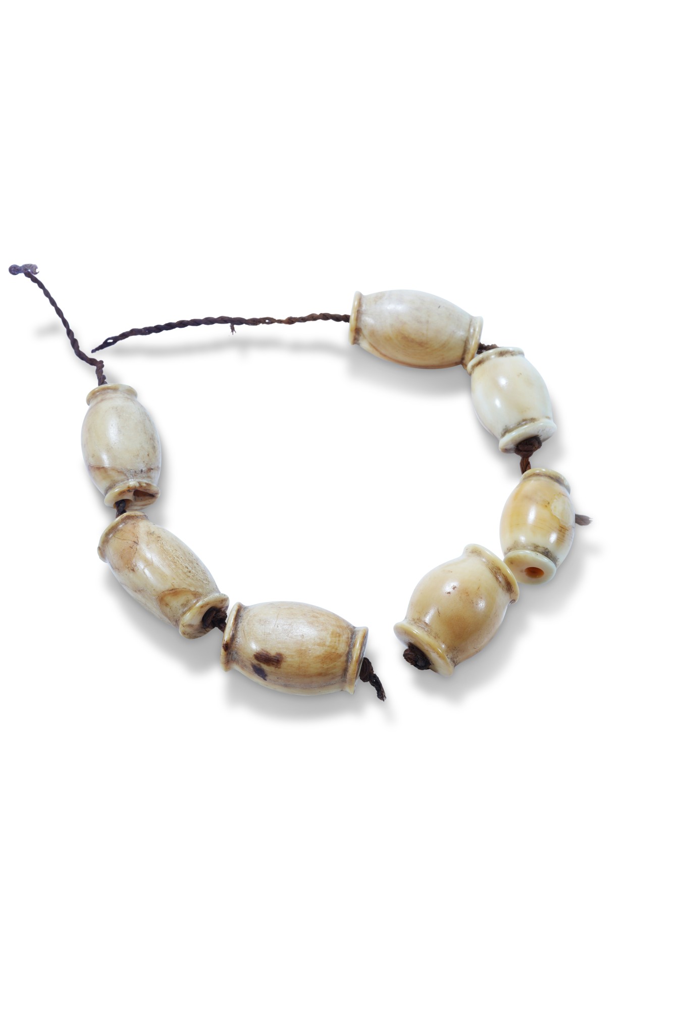 Collier de perles en dents de cachalots sculptées, Îles Fidji ...