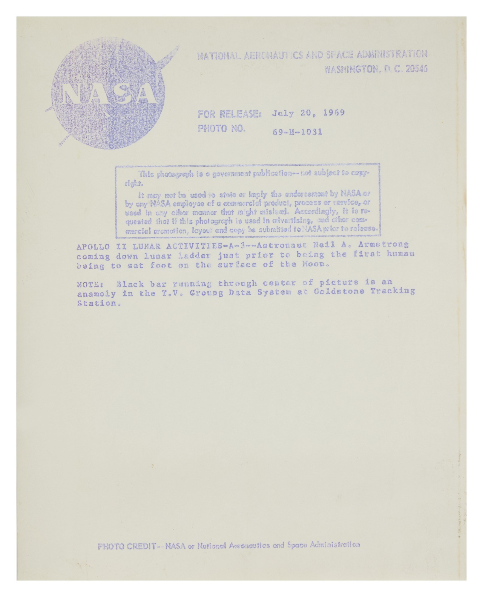 [APOLLO 11] NEIL ARMSTRONG DESCENDS THE LUNAR LADDER. VINTAGE ...