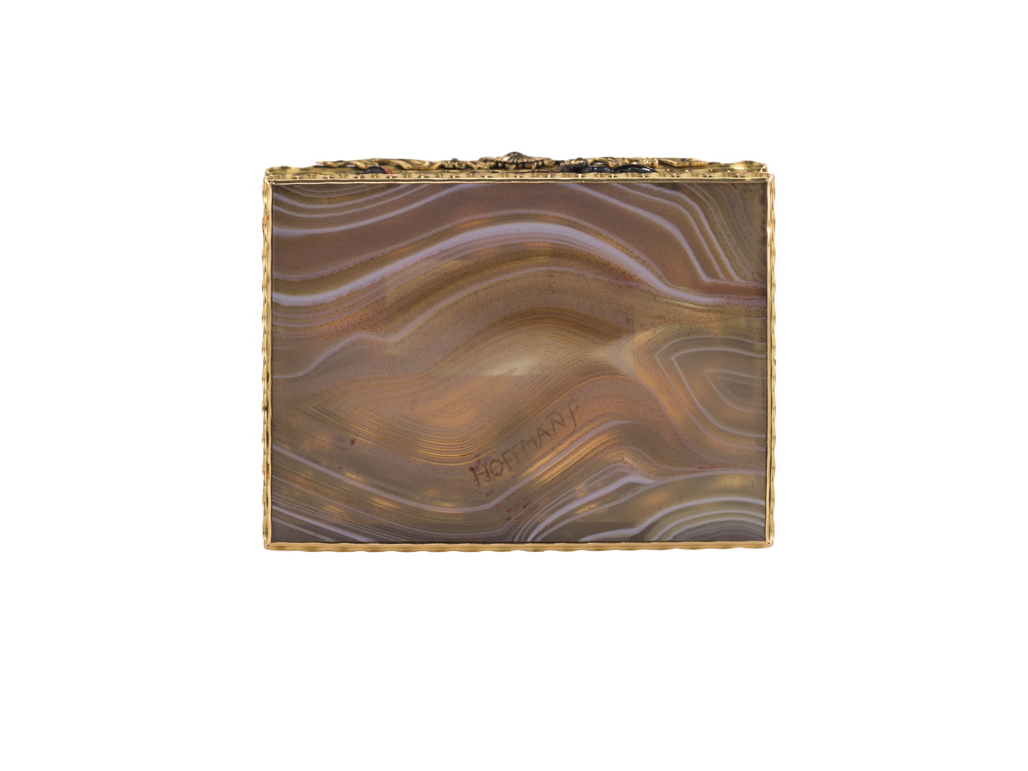 A rare hardstone appliqué snuff box with two-colour gold mounts ...