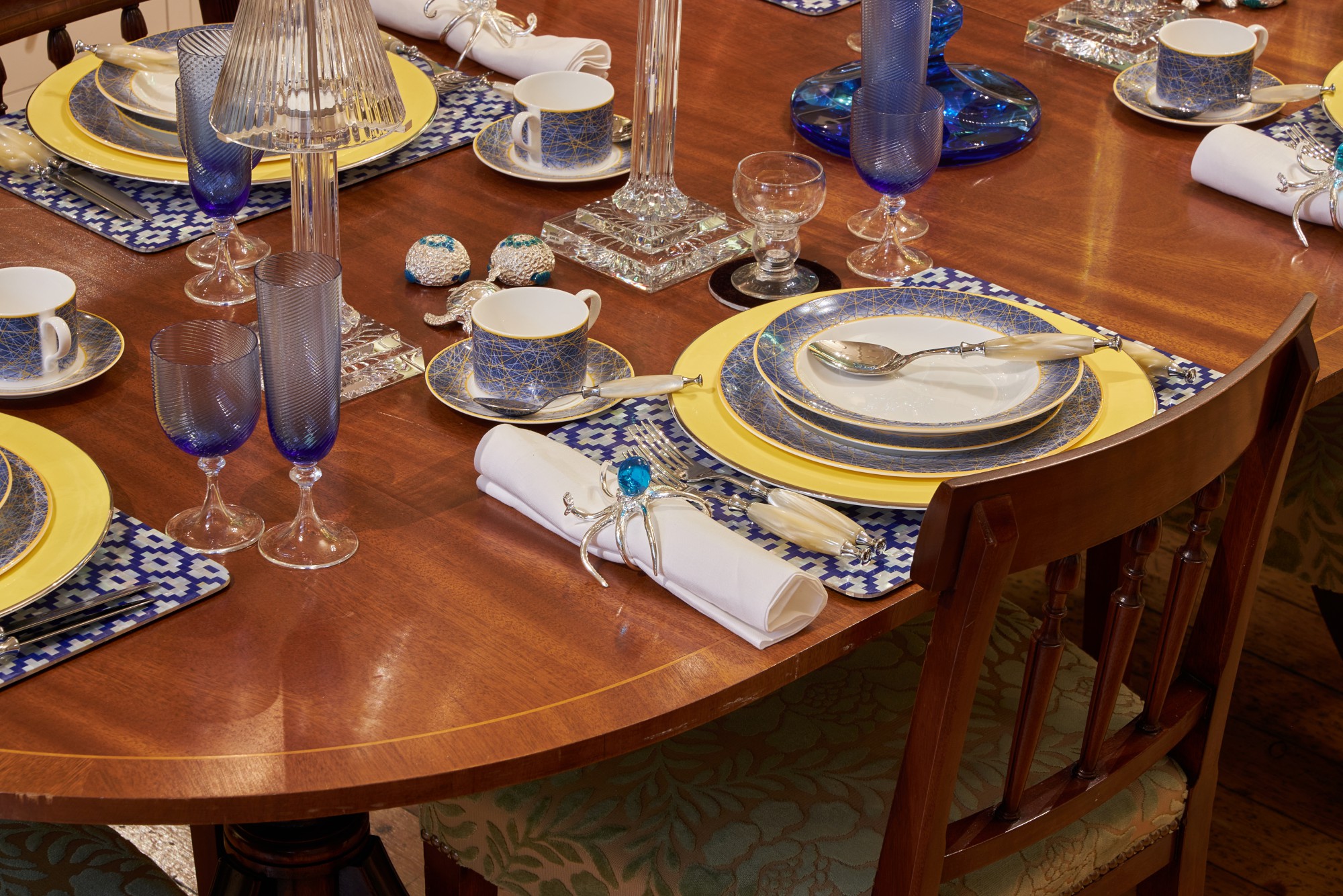 A Thomas Goode 'Electric Blue' bone china part dinner and dessert ...