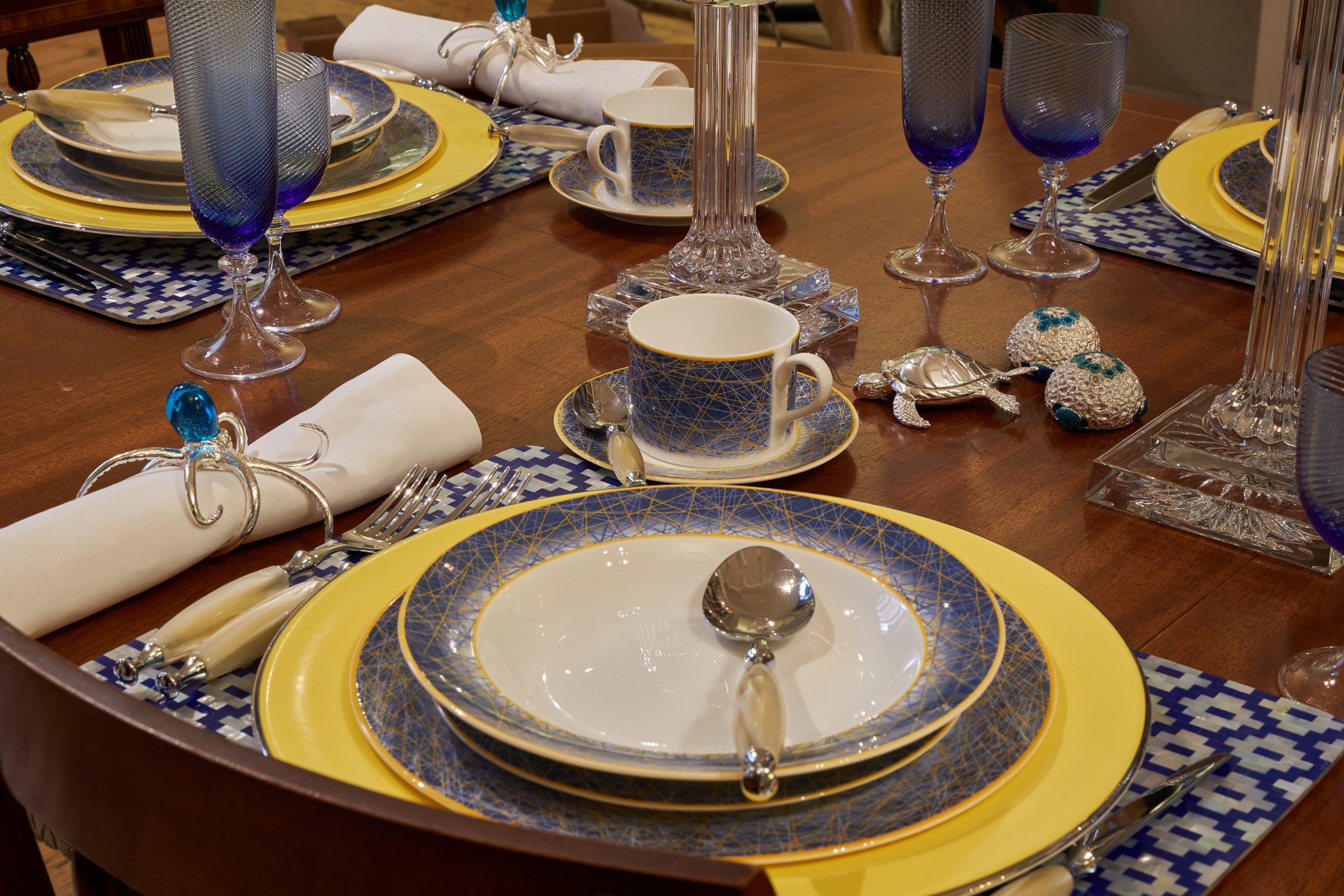 A Thomas Goode 'Electric Blue' bone china part dinner and dessert ...