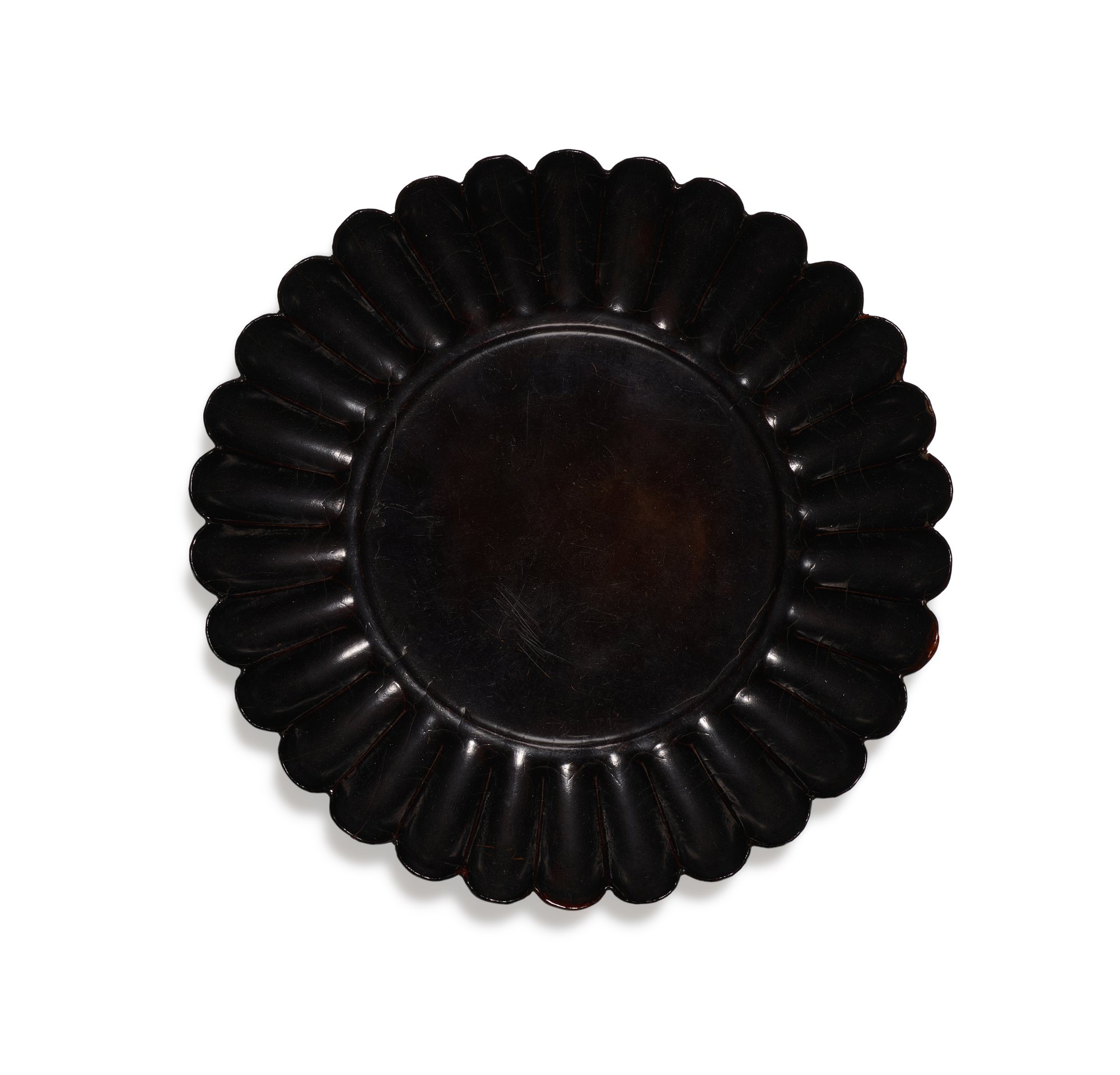 A rare black lacquer 'chrysanthemum' dish, Song dynasty | 宋 黑漆菊瓣盤 ...