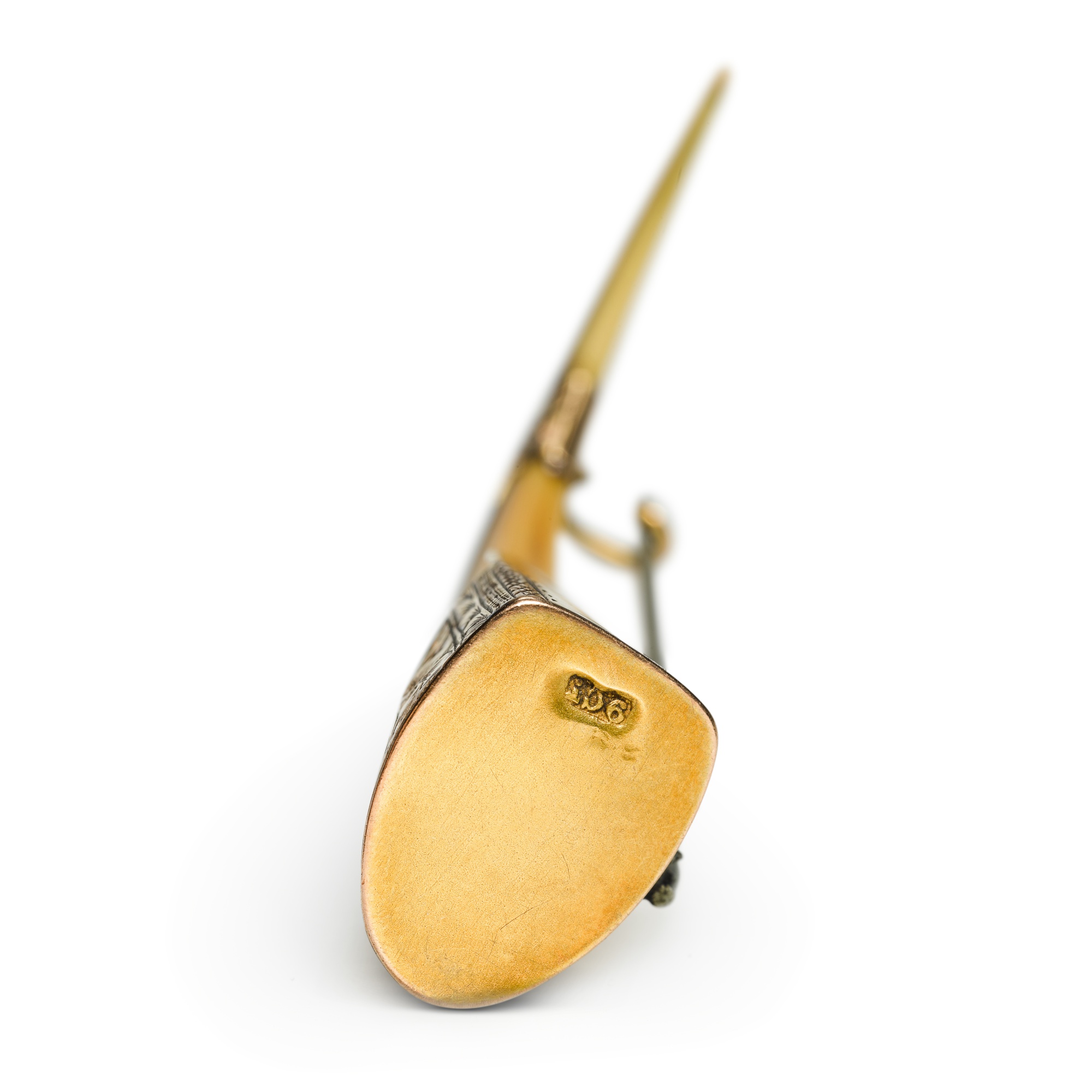 A 9 ct gold mounted Huia (Heteralocha acutirostris) beak brooch ...