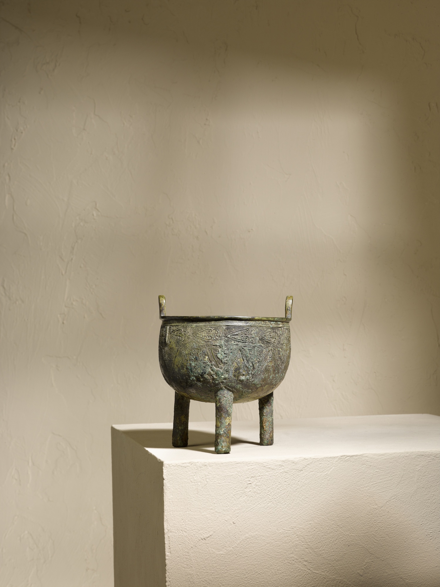 An inscribed archaic bronze tripod food vessel, Ding, Shang dynasty | 商 ...