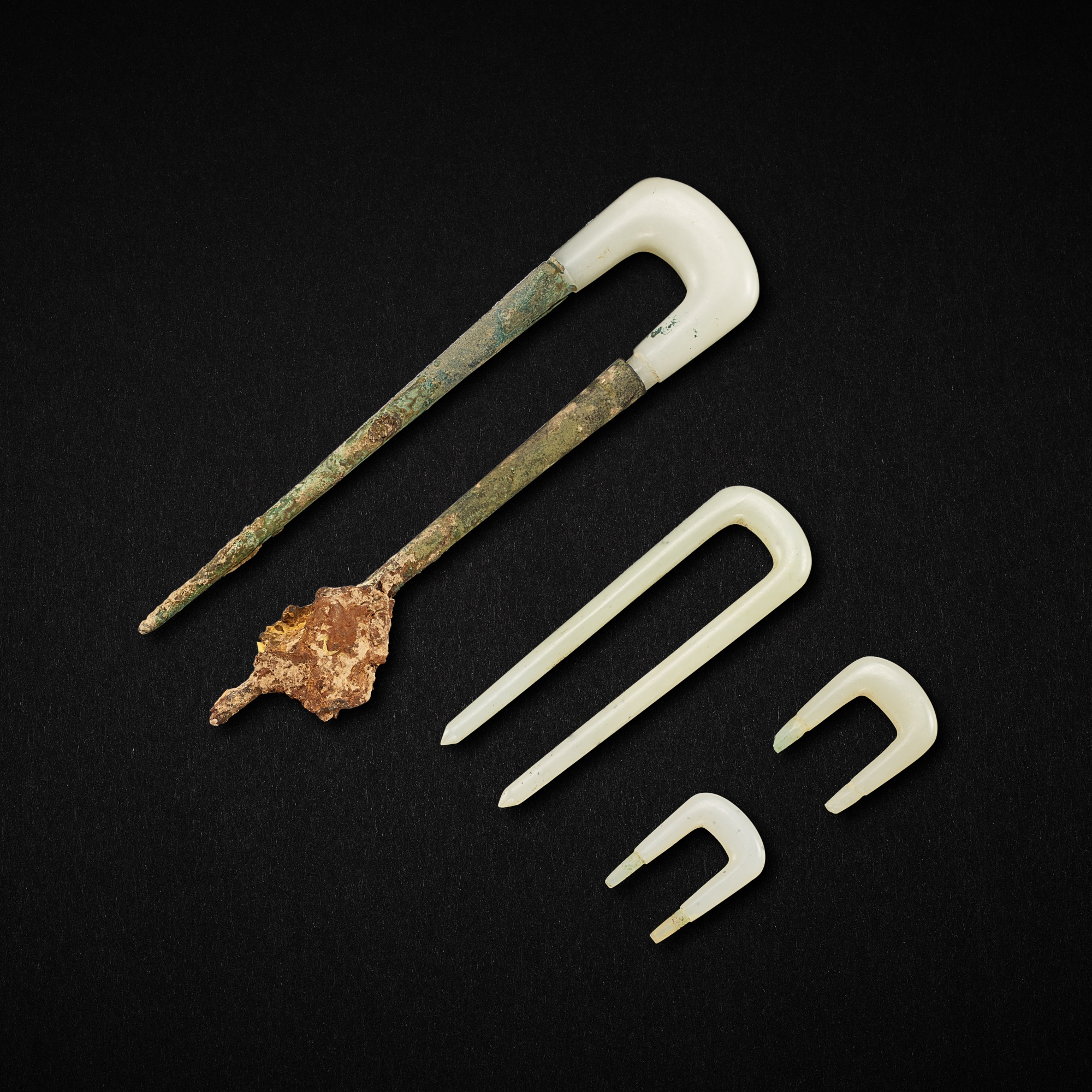 A group of four white jade hairpins, Sui - Tang dynasty 隋至唐 白玉髮簪一組四件 ...