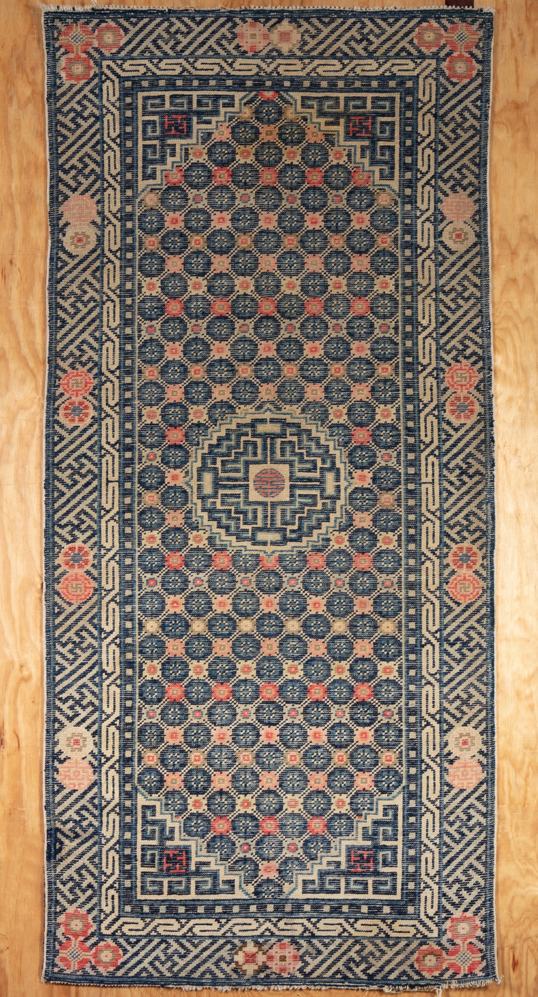 A Ningxia carpet, Qing dynasty, 18th - 19th century | 清十八至十九世紀初 寧夏花卉紋毯 ...