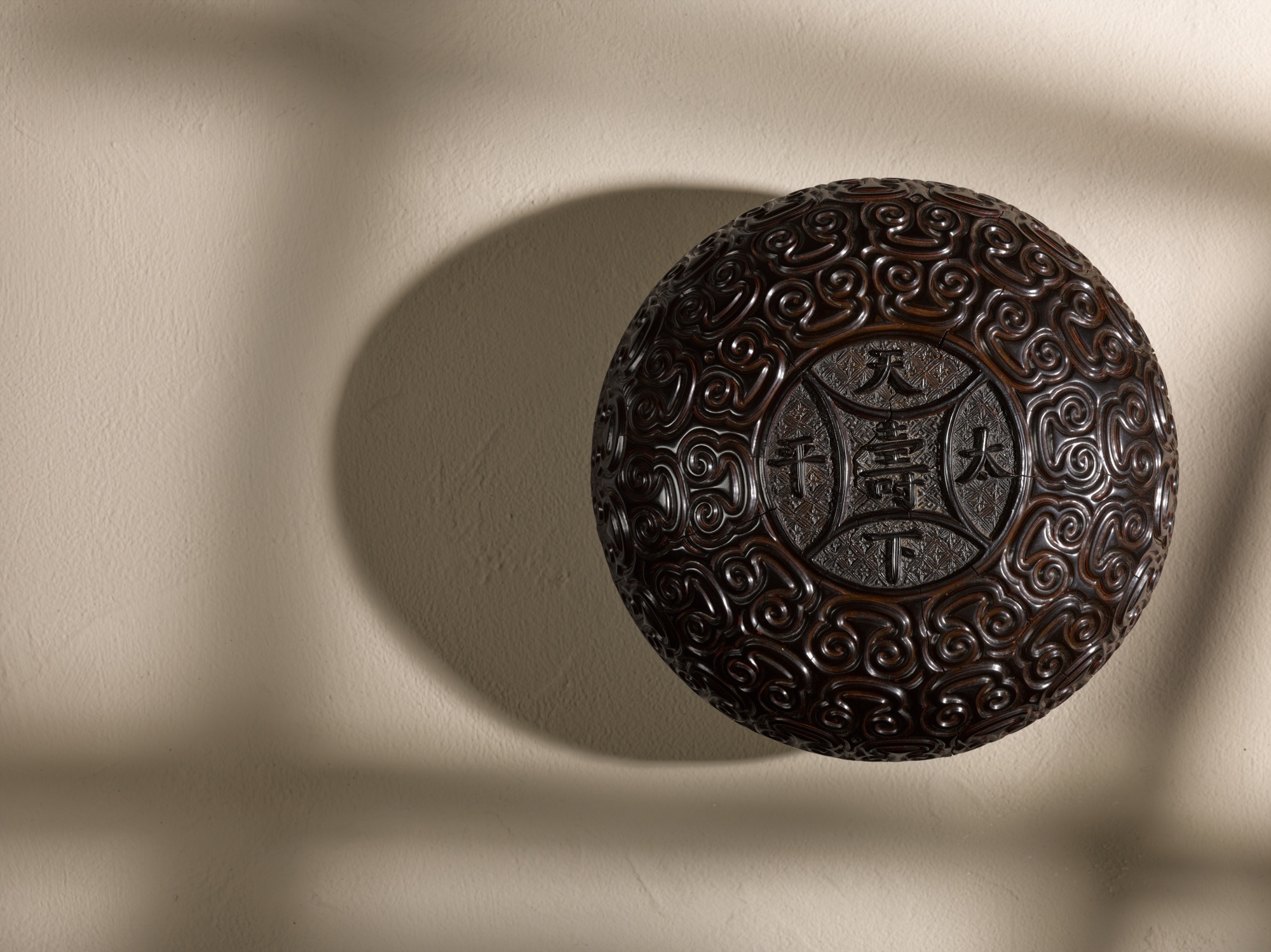 A rare Guri lacquer box and cover, Song dynasty | 宋 剔犀「天下太平」、「壽」紋圓蓋盒 ...